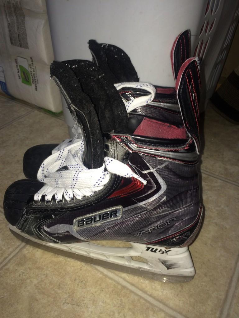 Bauer custom apx 2 size 7 with black felt tongue | SidelineSwap