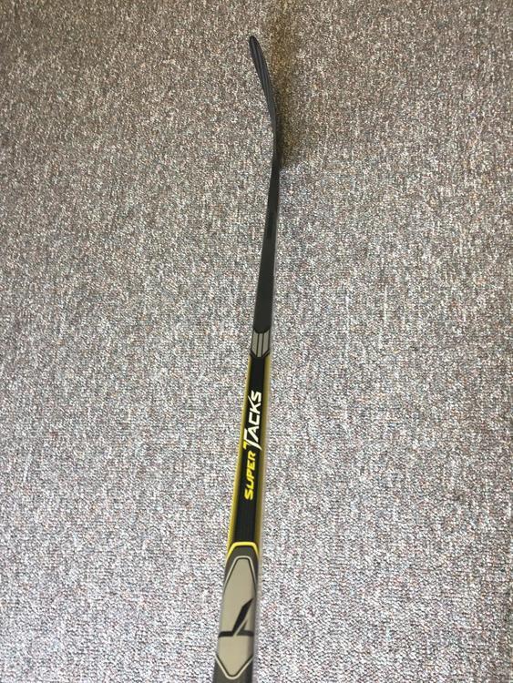 Brand New Pro Stock CCM Super Tacks Grip RH 85 Flex. P28 McDavid (Big ...