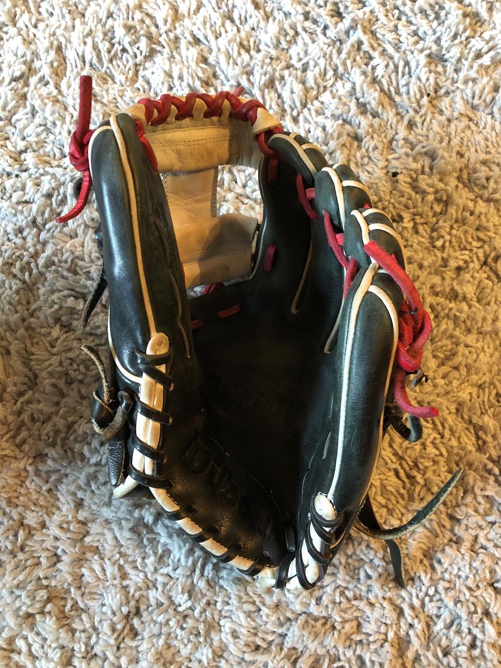 A2000 Baseball Glove | SidelineSwap