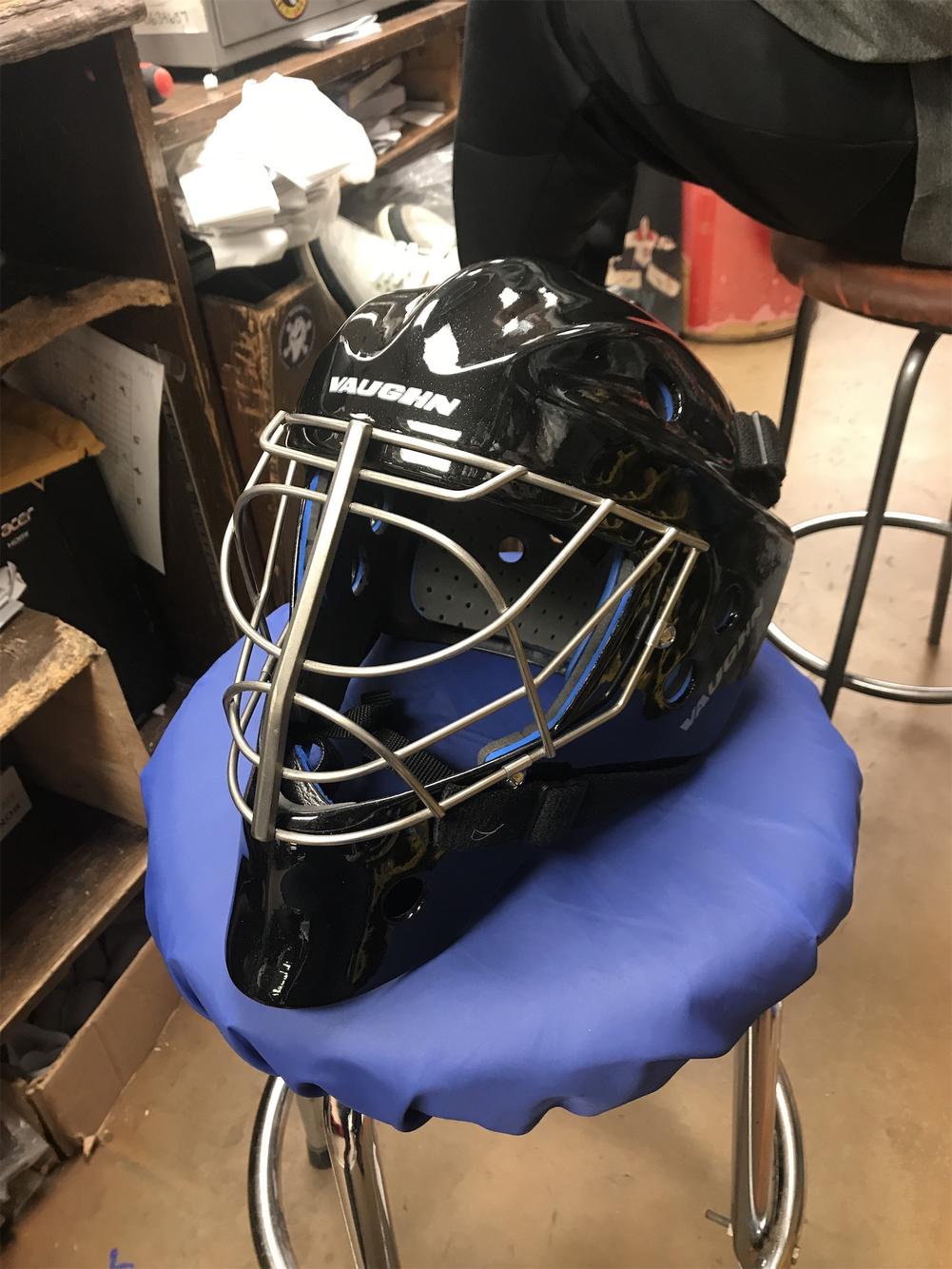 NEW Vaughn VM Pro Elite Large Goalie Mask With Mask Bag | SidelineSwap