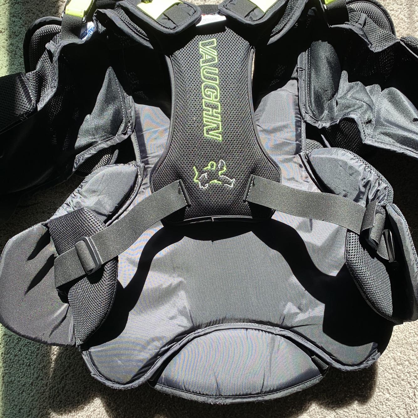 Senior Medium Vaughn Velocity VE8 Pro Carbon Goalie Chest Protector ...
