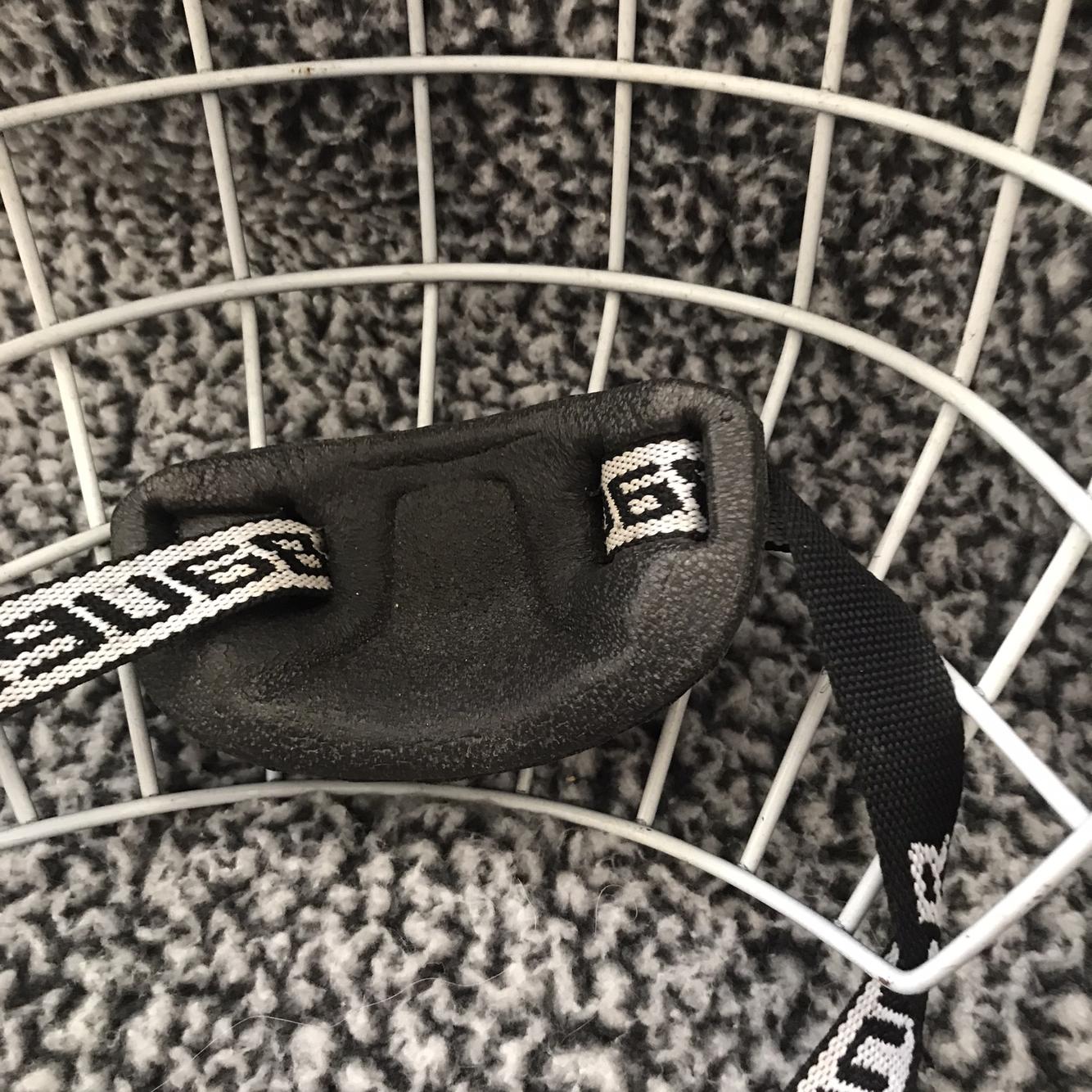Bauer RBE VIII Hockey Cage Medium Oreo Used | SidelineSwap