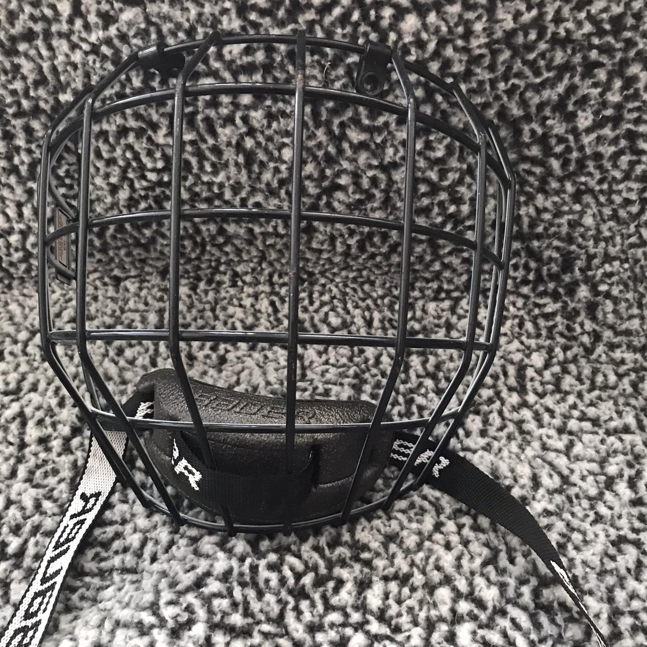 Bauer RBE VIII Hockey Cage Medium Oreo Used | SidelineSwap