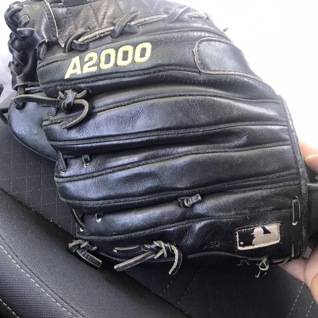 Black Used Pitcher's A2000 11.75" Pro Stock L Dual Hinge | SidelineSwap