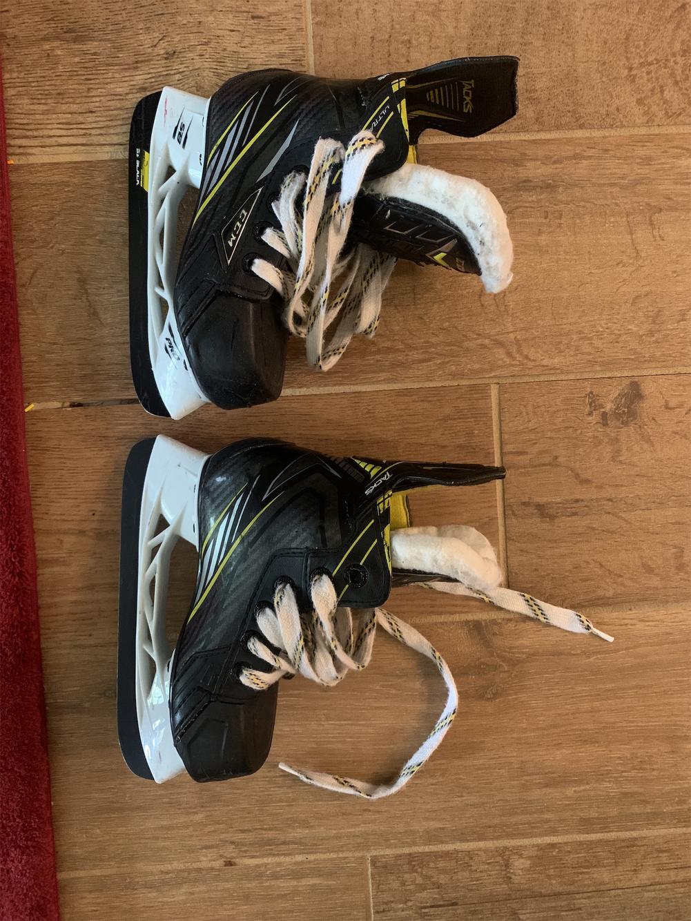 Youth CCM Ultra Tacks Regular Width Size 10 Hockey Skates | SidelineSwap