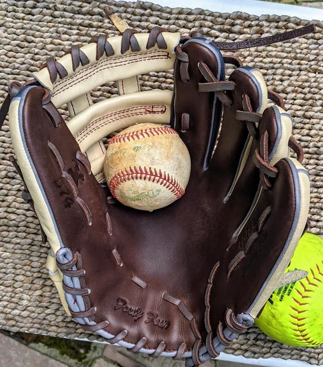 New 44 Pro Signature Series 574 RHT 11.75" Glove | SidelineSwap