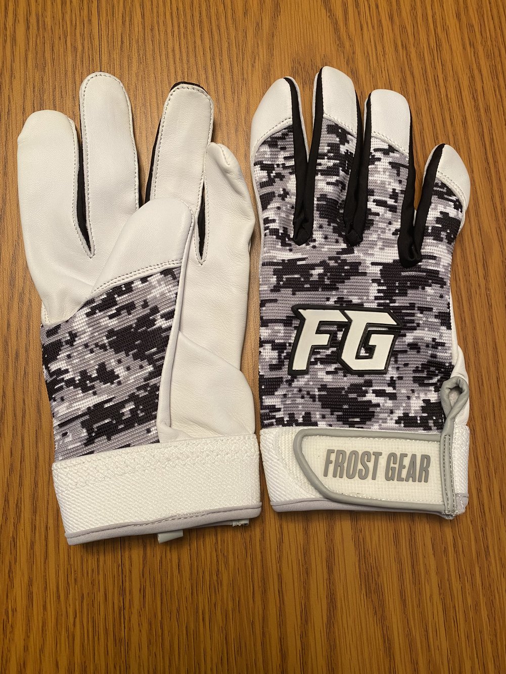 White New Large Frost Gear Thermal Batting Gloves | SidelineSwap