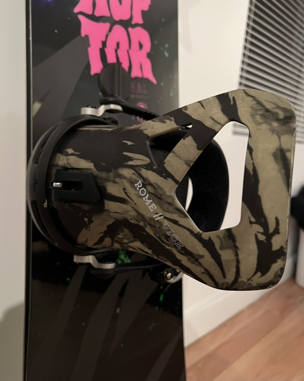 Signal Disruptor Snowboard With Rome Bindings | SidelineSwap