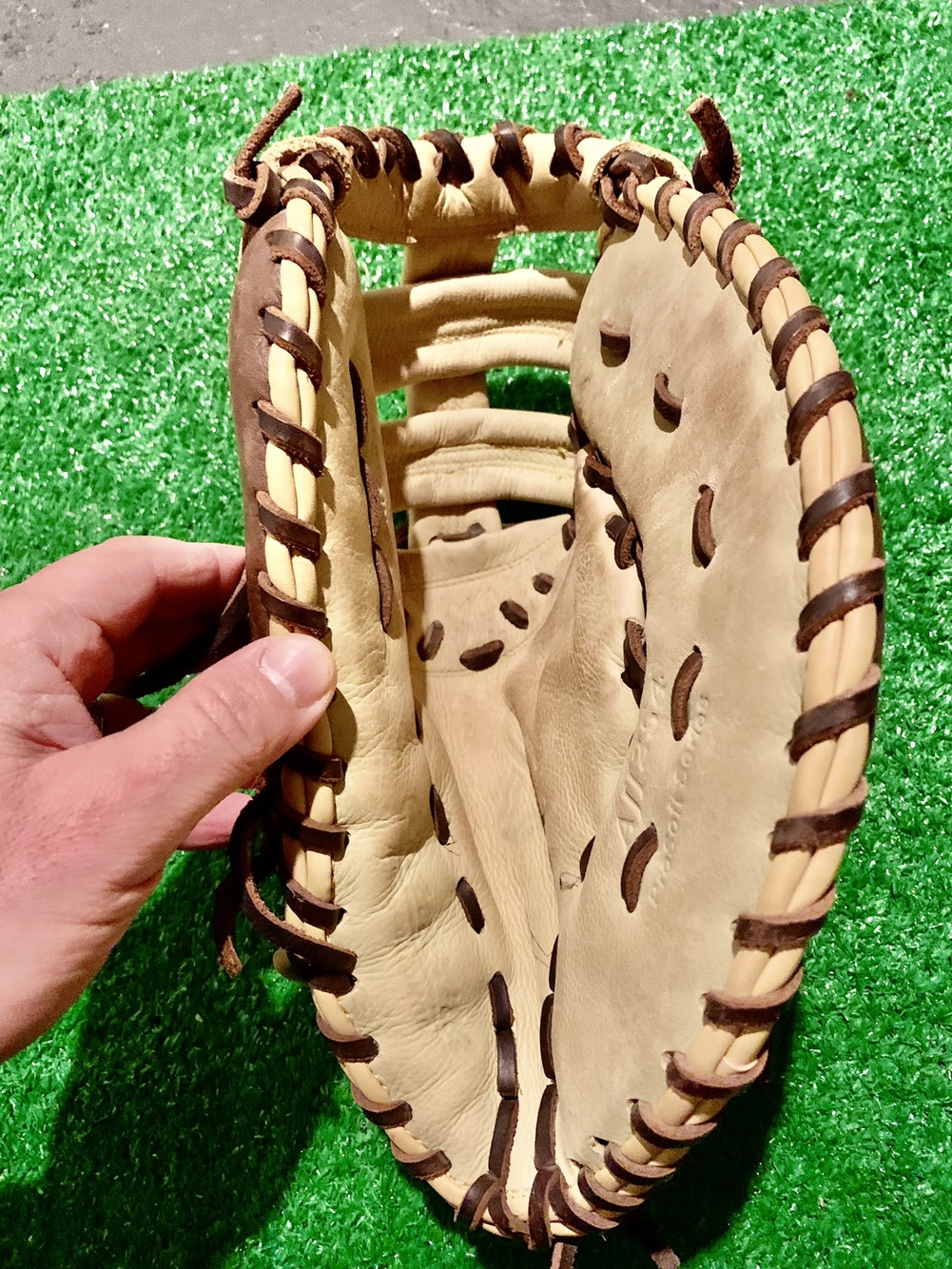 1st Basemen’s Glove. Right Hand Throw. Fully Broken In. | SidelineSwap