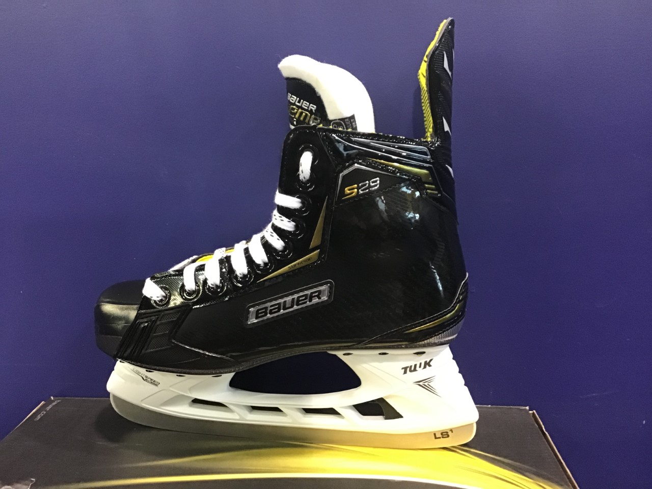Senior New Bauer Supreme Comp Hockey Skates Regular Width Size 6.5 ...