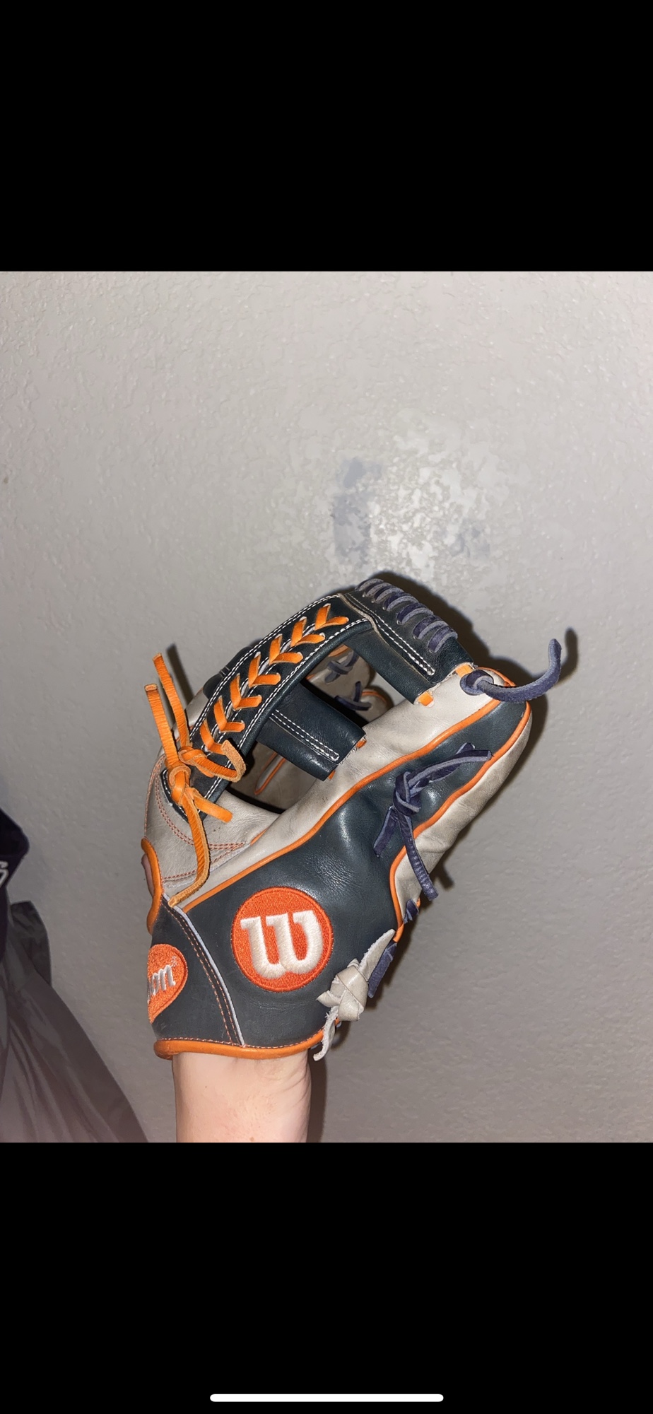 Used Right Hand Throw 11.75" A2000 Baseball Glove | SidelineSwap