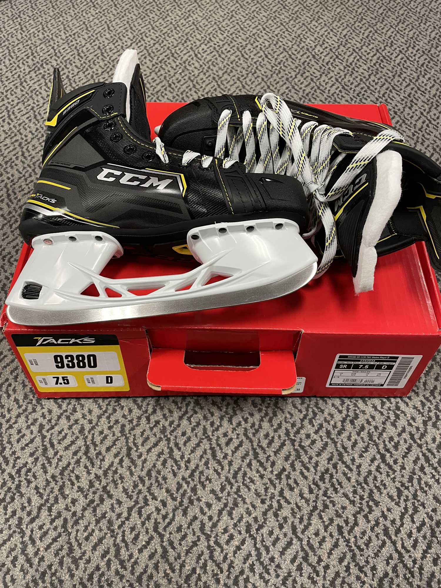 New CCM Super Tacks 9380 Size 7.5 Regular Width | SidelineSwap