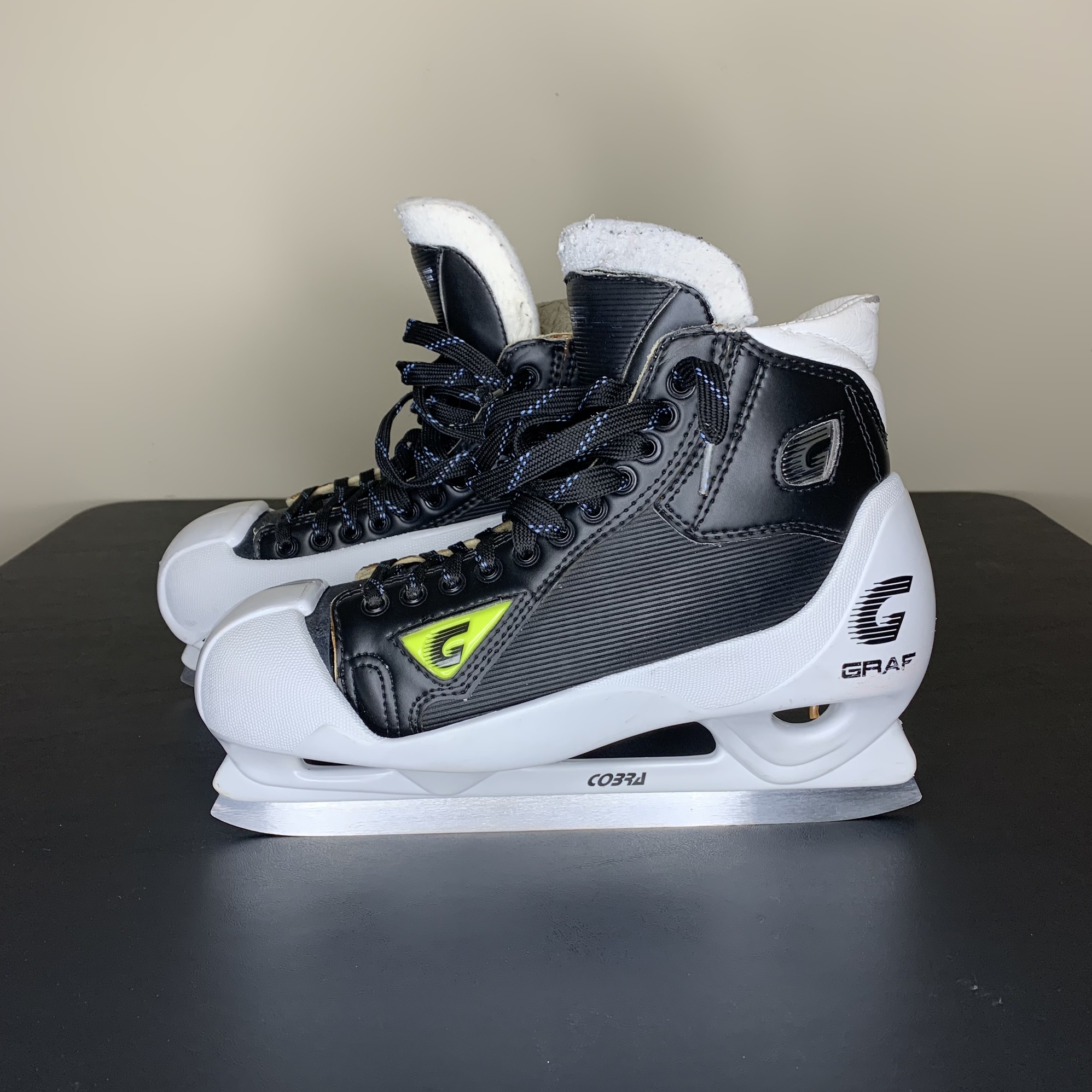Senior Graf Regular Width Pro Stock Size 9.5 Custom Hockey Goalie ...