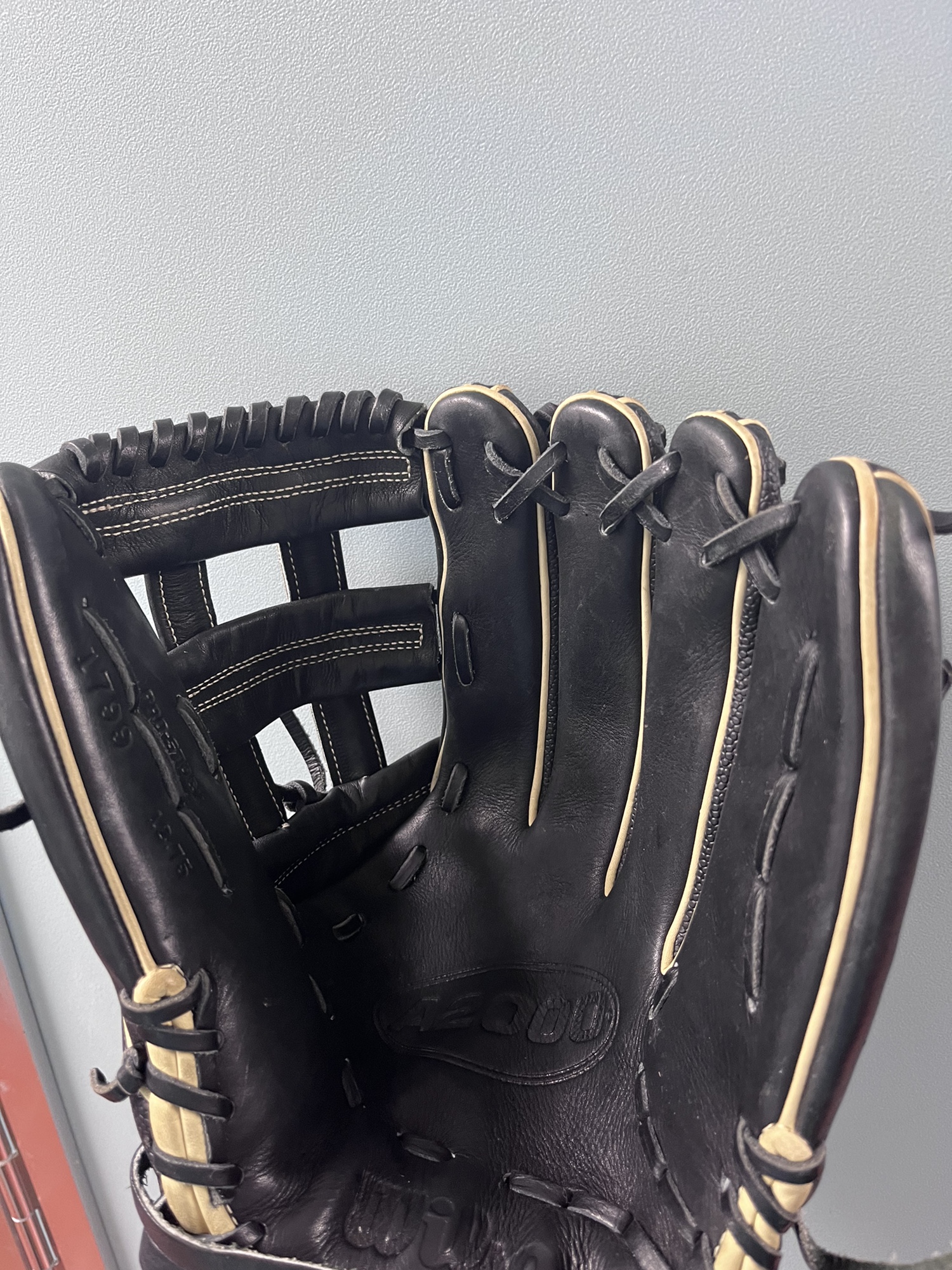 Outfield 12.75 A2000 Baseball Glove | SidelineSwap