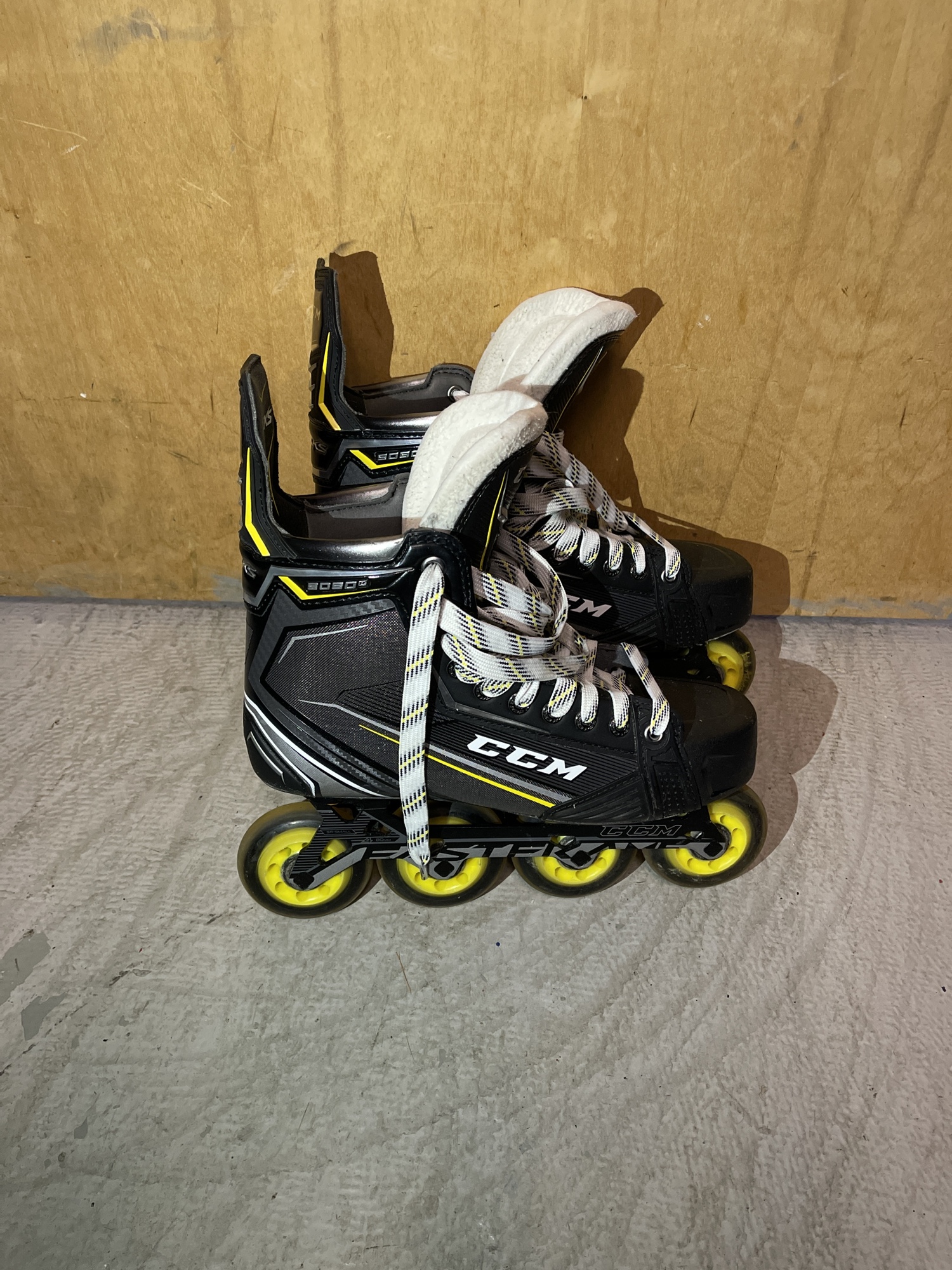 Senior CCM Regular Width Size 9.5 Tacks 9090R Rollerblades Skates ...