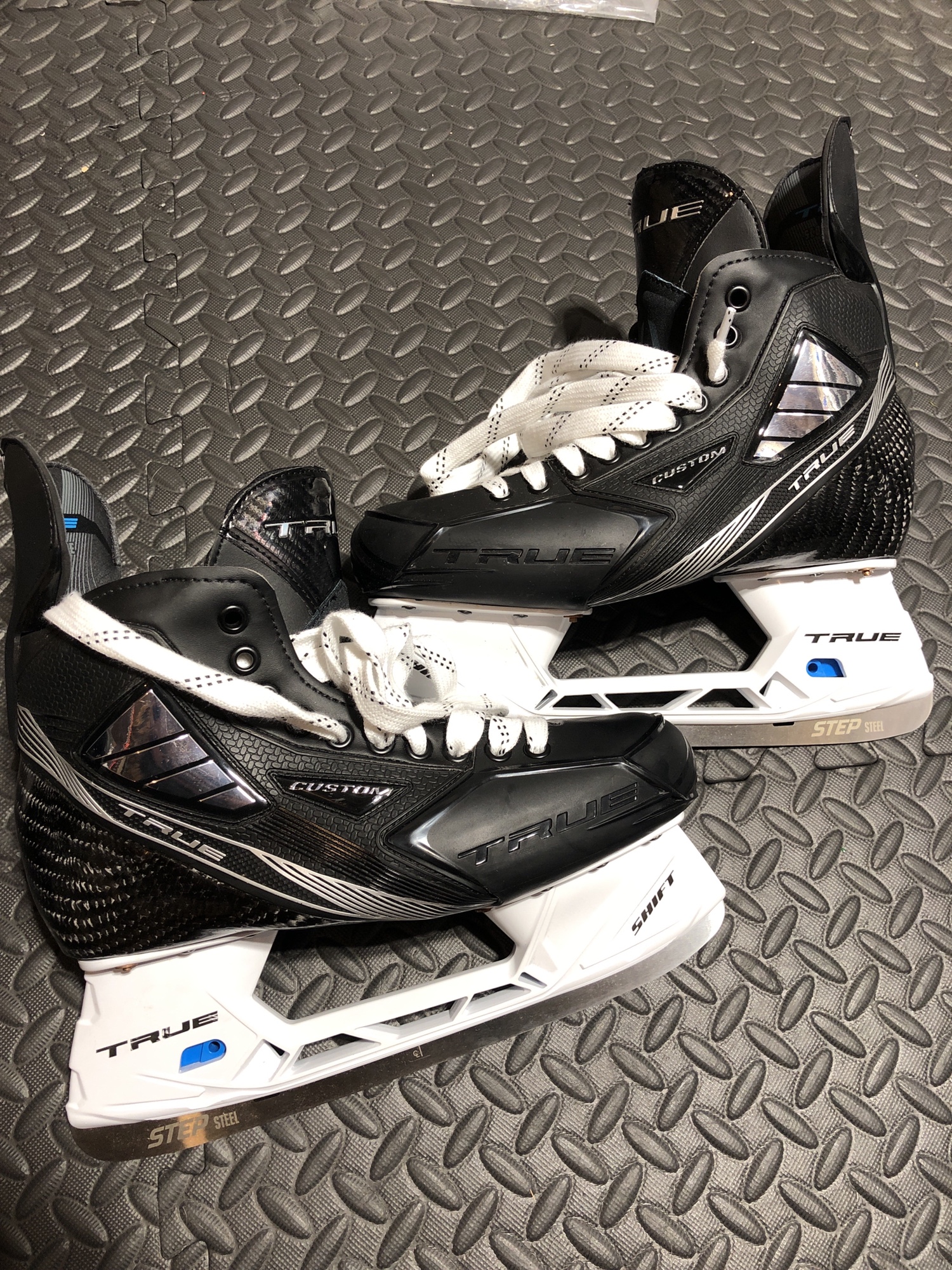 New True Pro Custom Hockey Skates 9.5 Wide | SidelineSwap