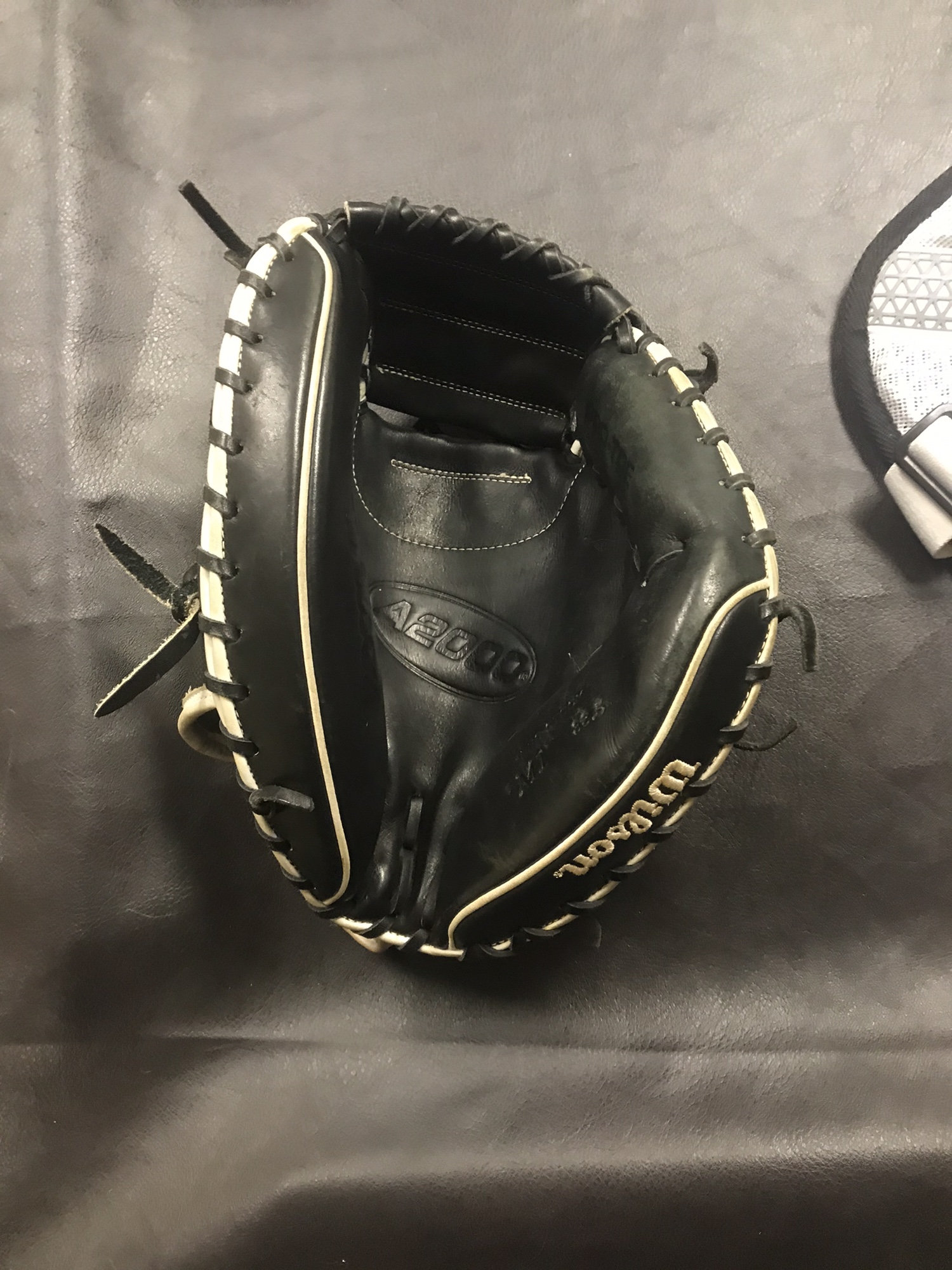 33.5 Wilson a2000 catchers mitt | SidelineSwap
