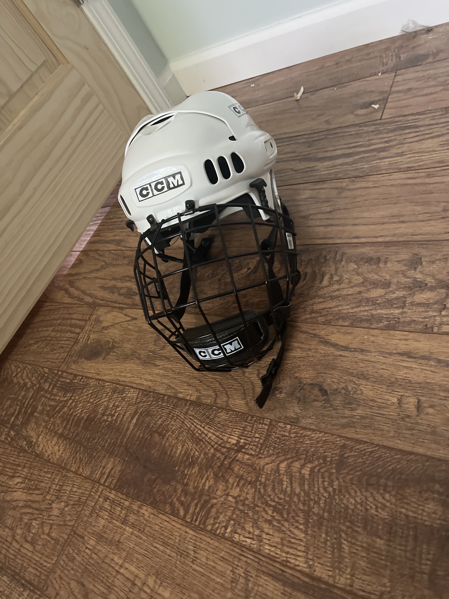 New Medium CCM Vector V08 Helmet | SidelineSwap