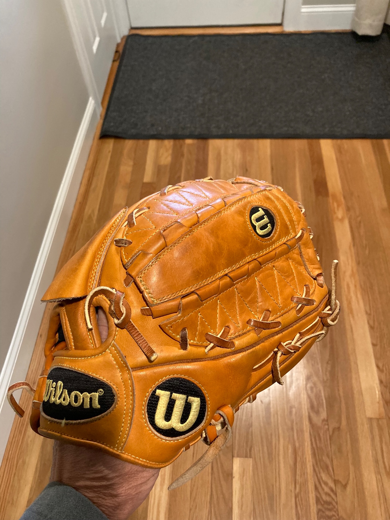 Wilson A2000 closed back orange | SidelineSwap