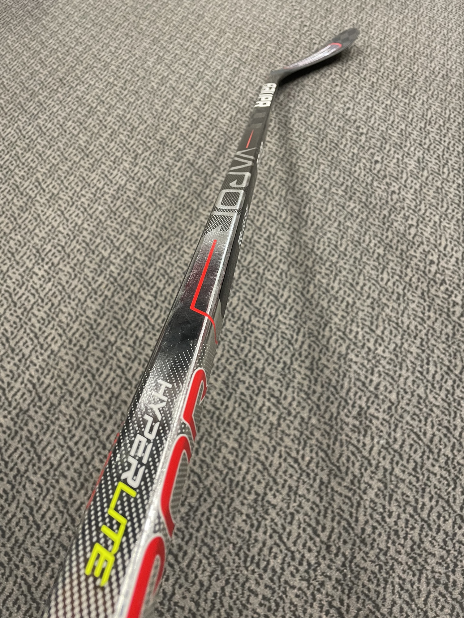 Bauer Hyperlite P28 curve 65 flex right hand stick | SidelineSwap