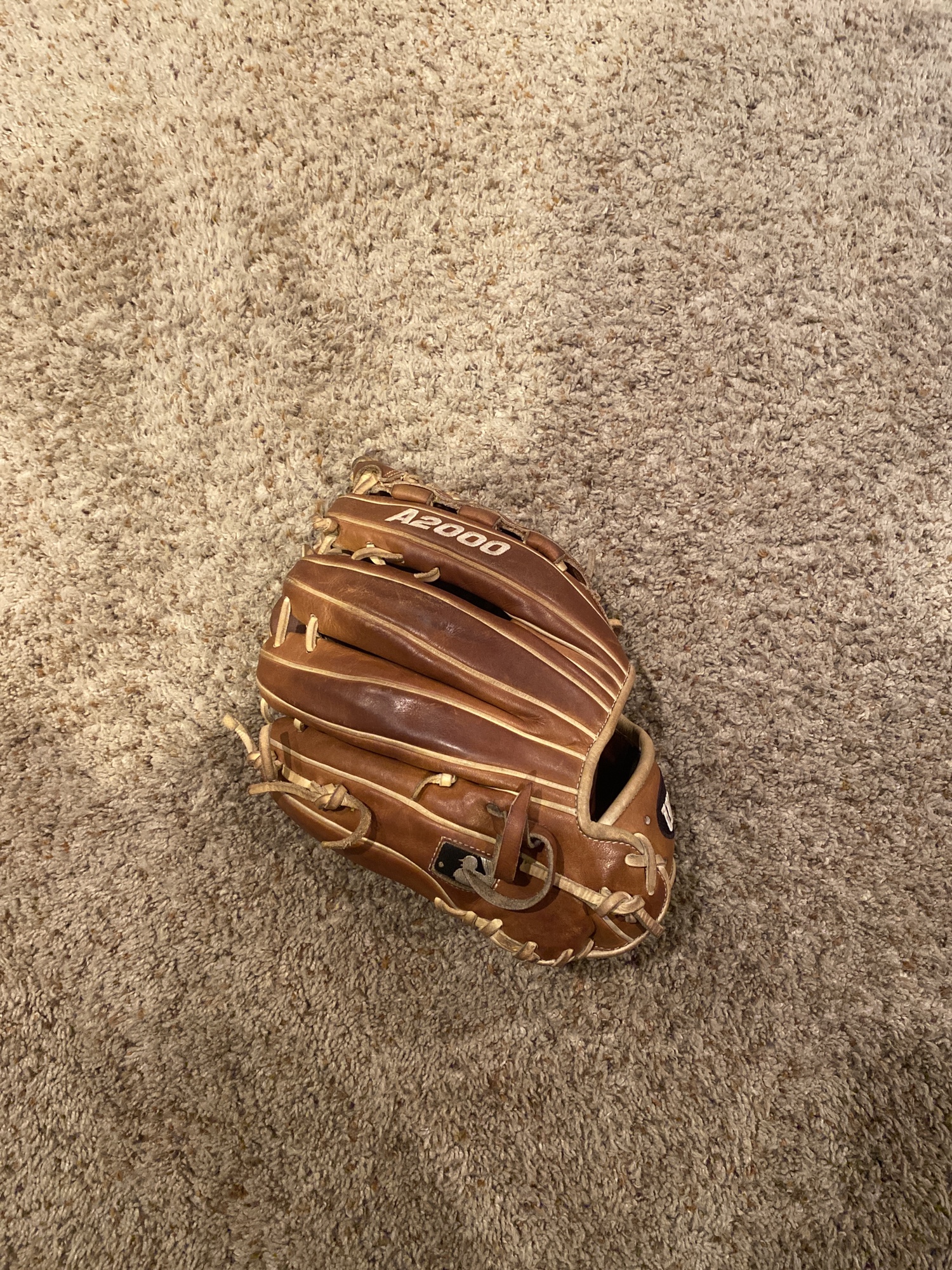 Pitcher's 11.75" A2000 D33 Baseball Glove | SidelineSwap