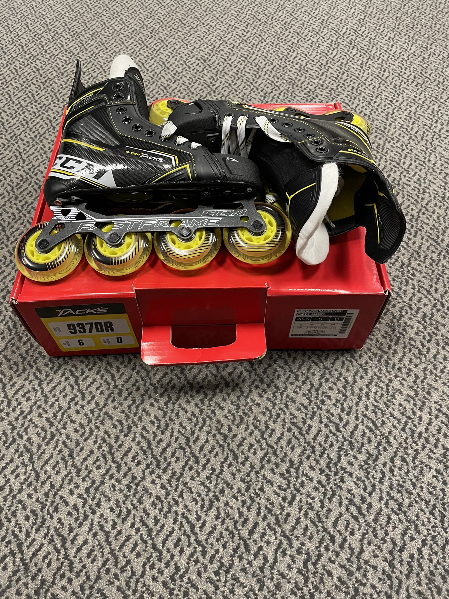 CCM 9370R size 6 D width roller hockey skates | SidelineSwap