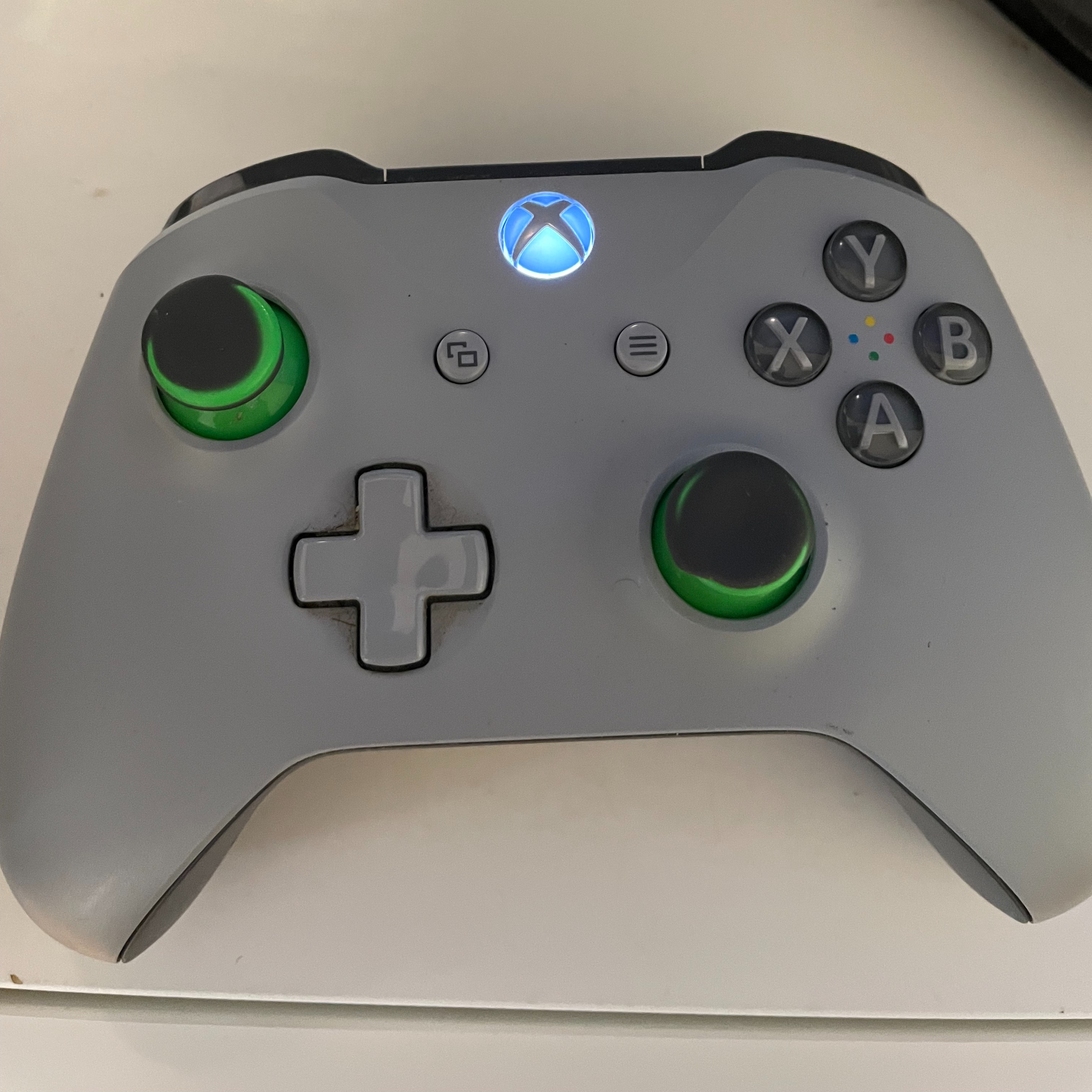 Very Good Condition Xbox One with Used Controller | SidelineSwap