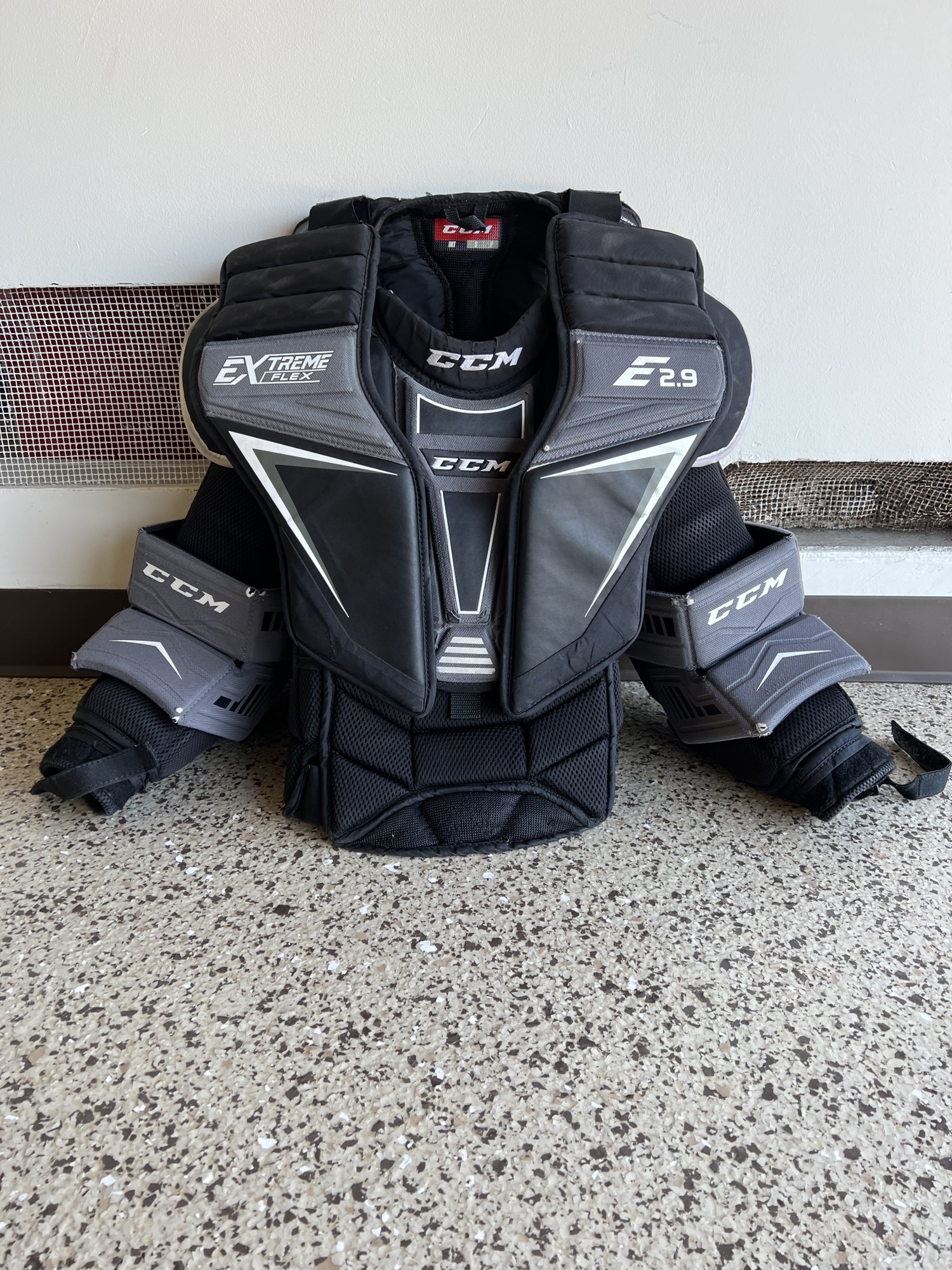 CCM Extreme Flex 2.9 Int. Small Chest Protector | SidelineSwap