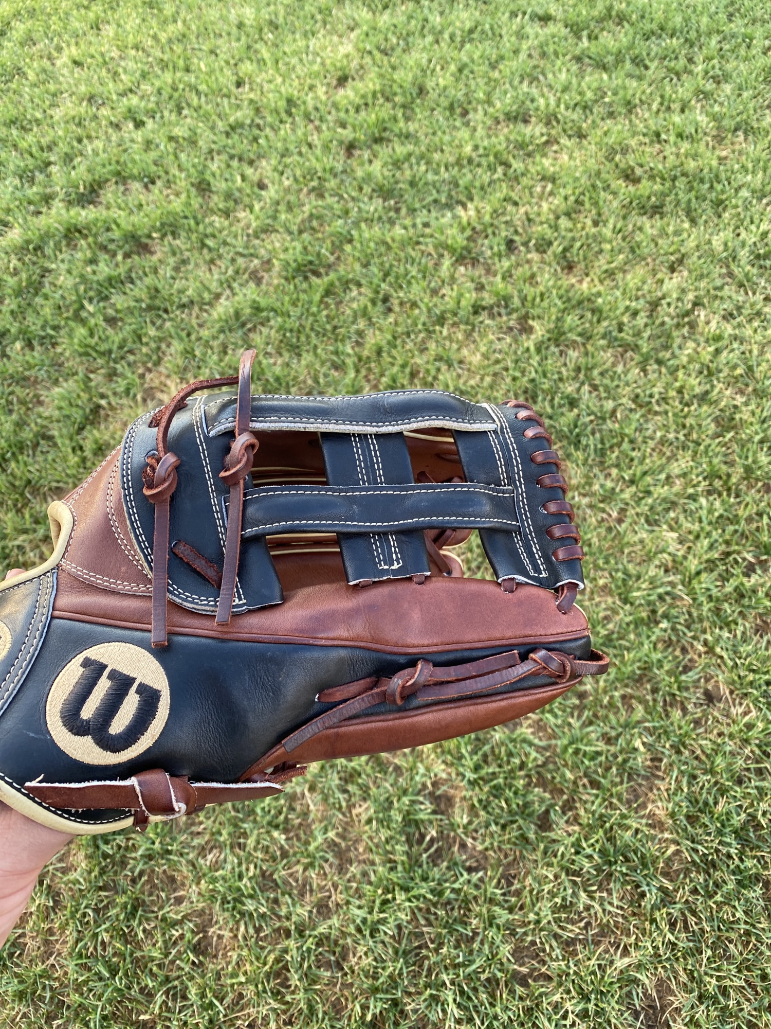 Outfield 12.75" A2000 Baseball Glove | SidelineSwap
