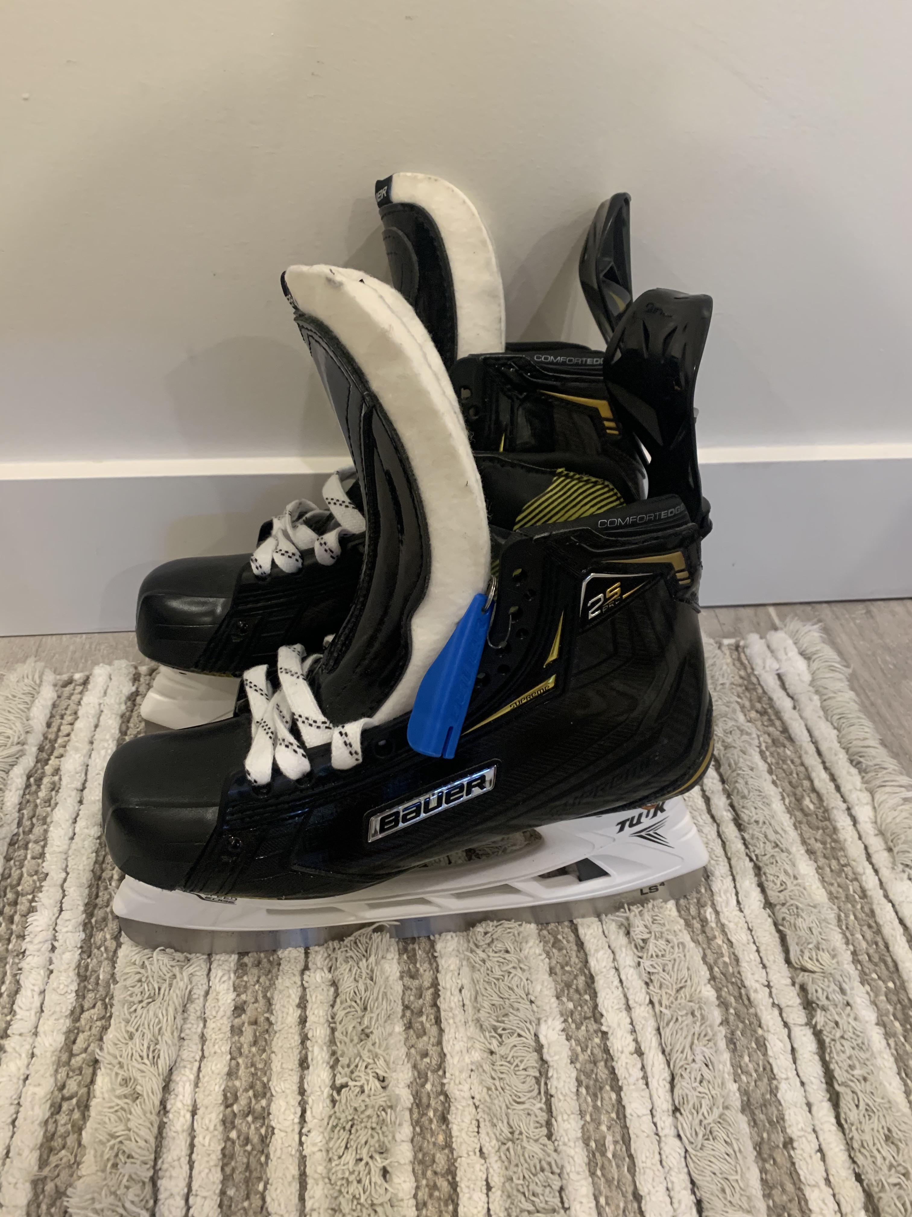 New Bauer Supreme 2S Pro Hockey Skates Size 10 With Custom Tongues ...
