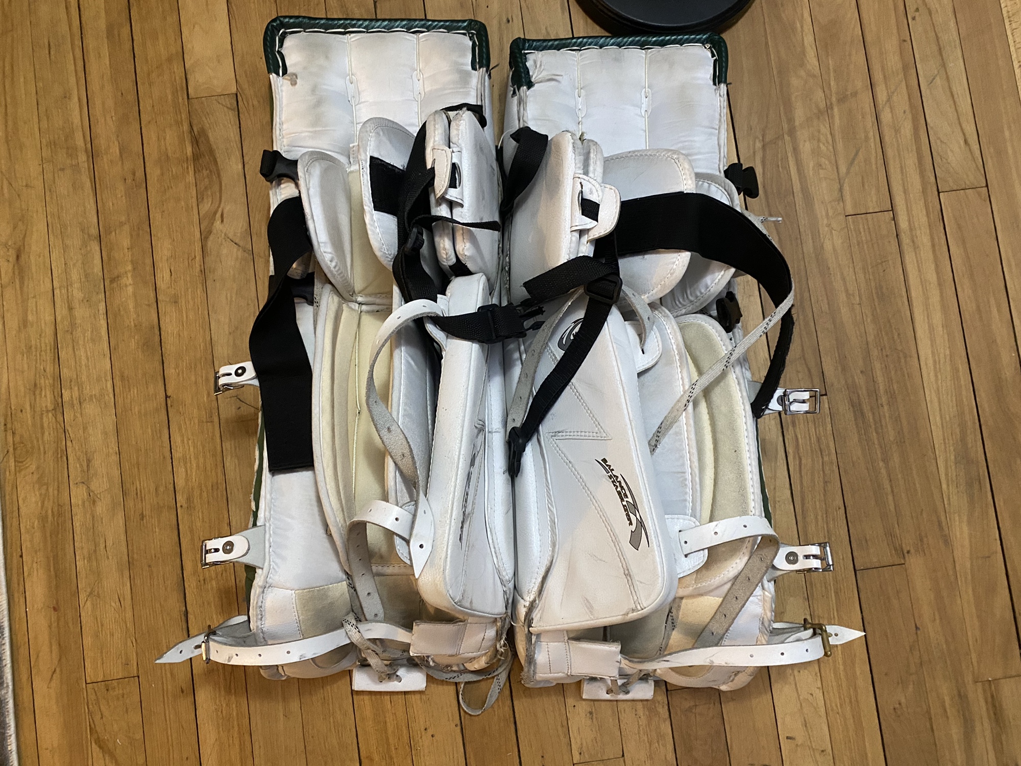 30" +1 Vaughn Velocity V4 Goalie Leg Pads | SidelineSwap