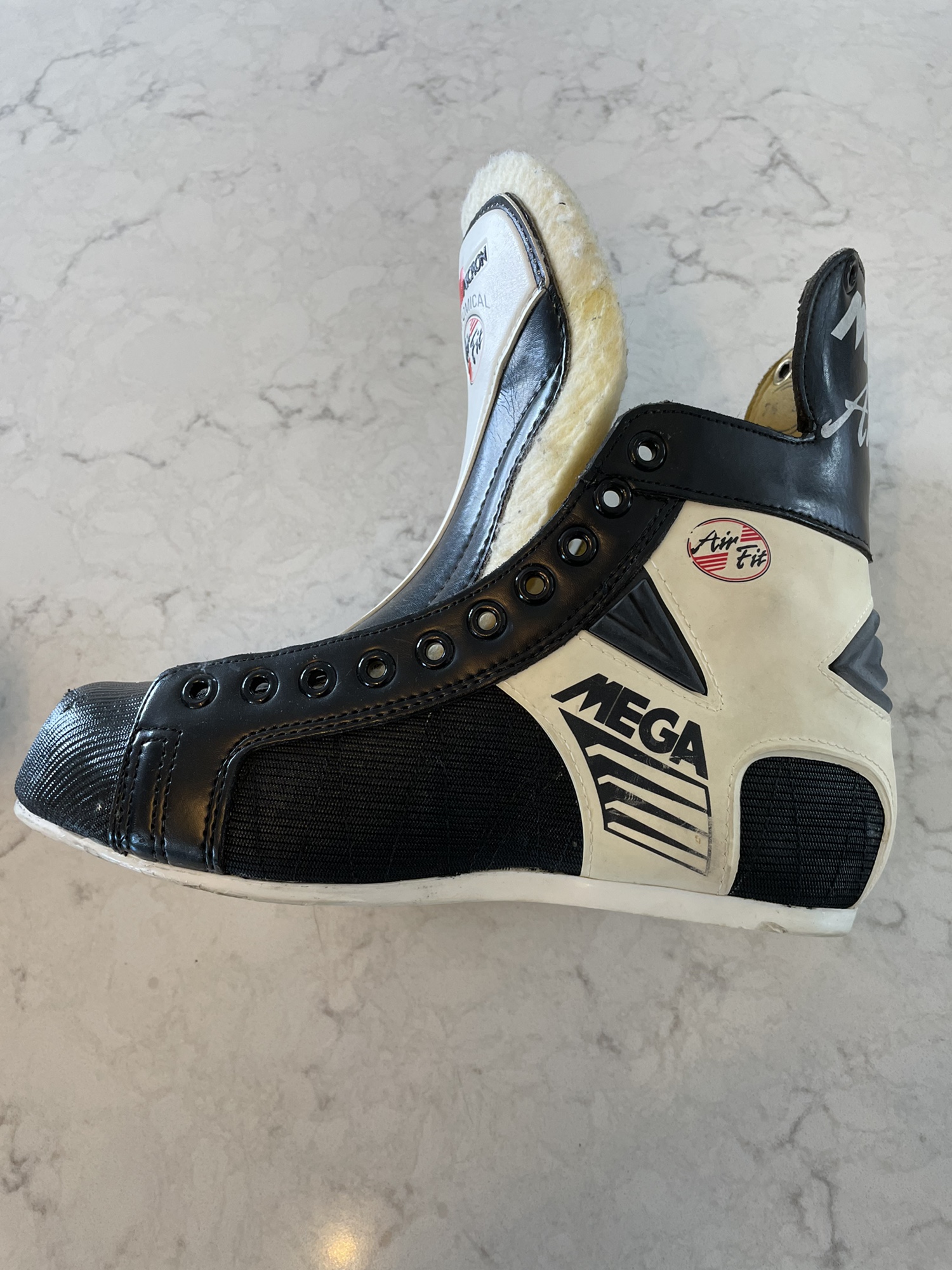 Micron Mega Air 90 skate boots size 7.5 | SidelineSwap