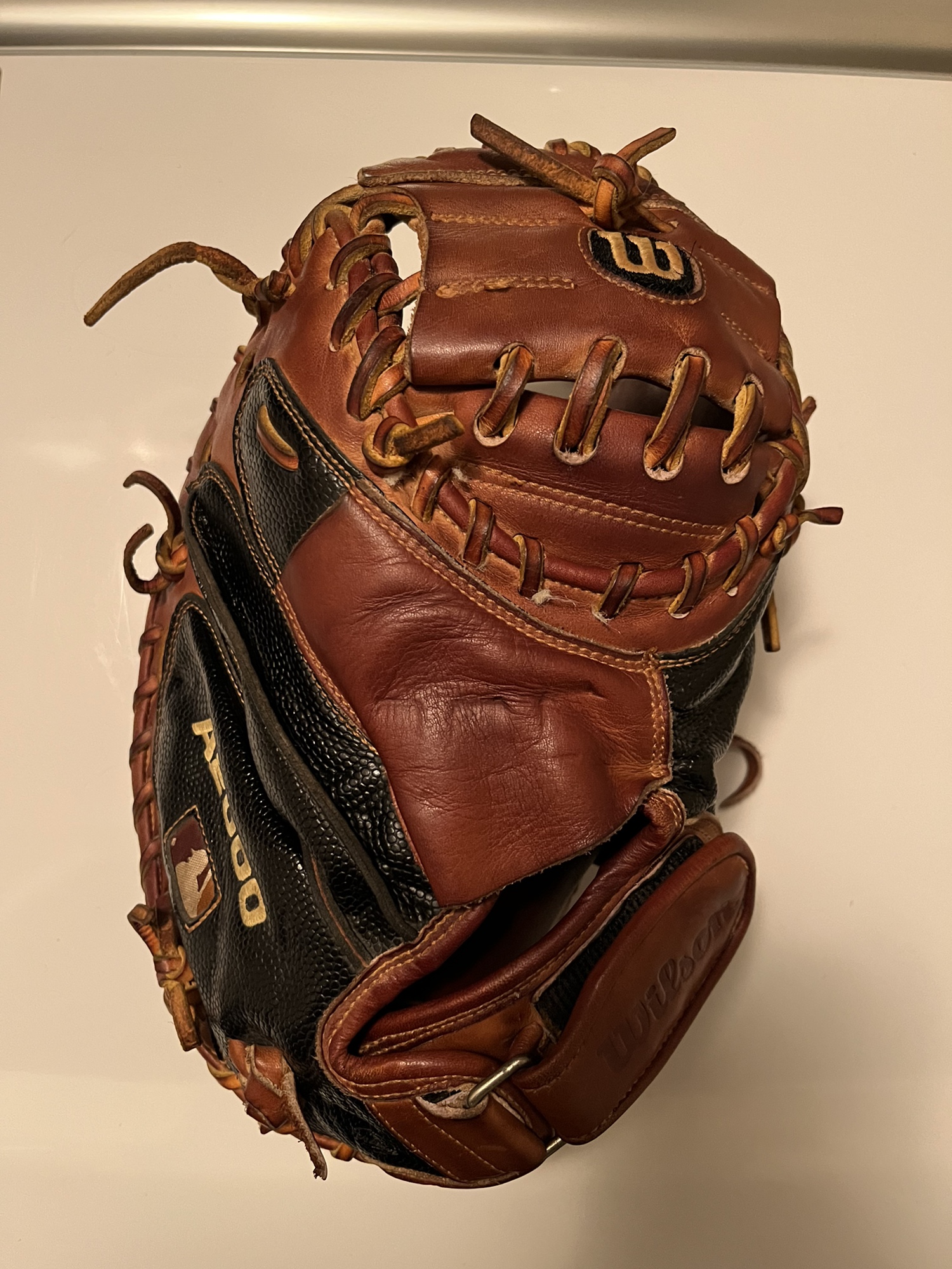 A2000 MN25 Catcher’s Mitt | SidelineSwap