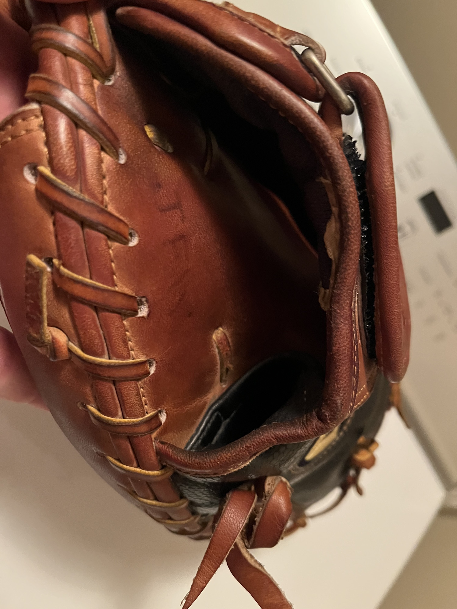 A2000 MN25 Catcher’s Mitt | SidelineSwap