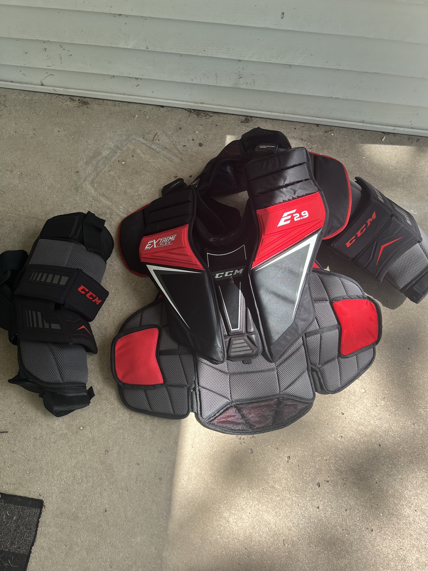 Used Medium CCM Extreme Flex Shield E2.9 Goalie Chest Protector ...