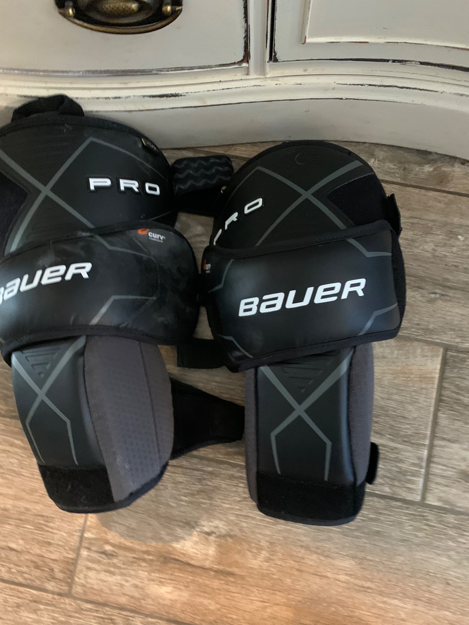 Bauer pro sr knee pads | SidelineSwap