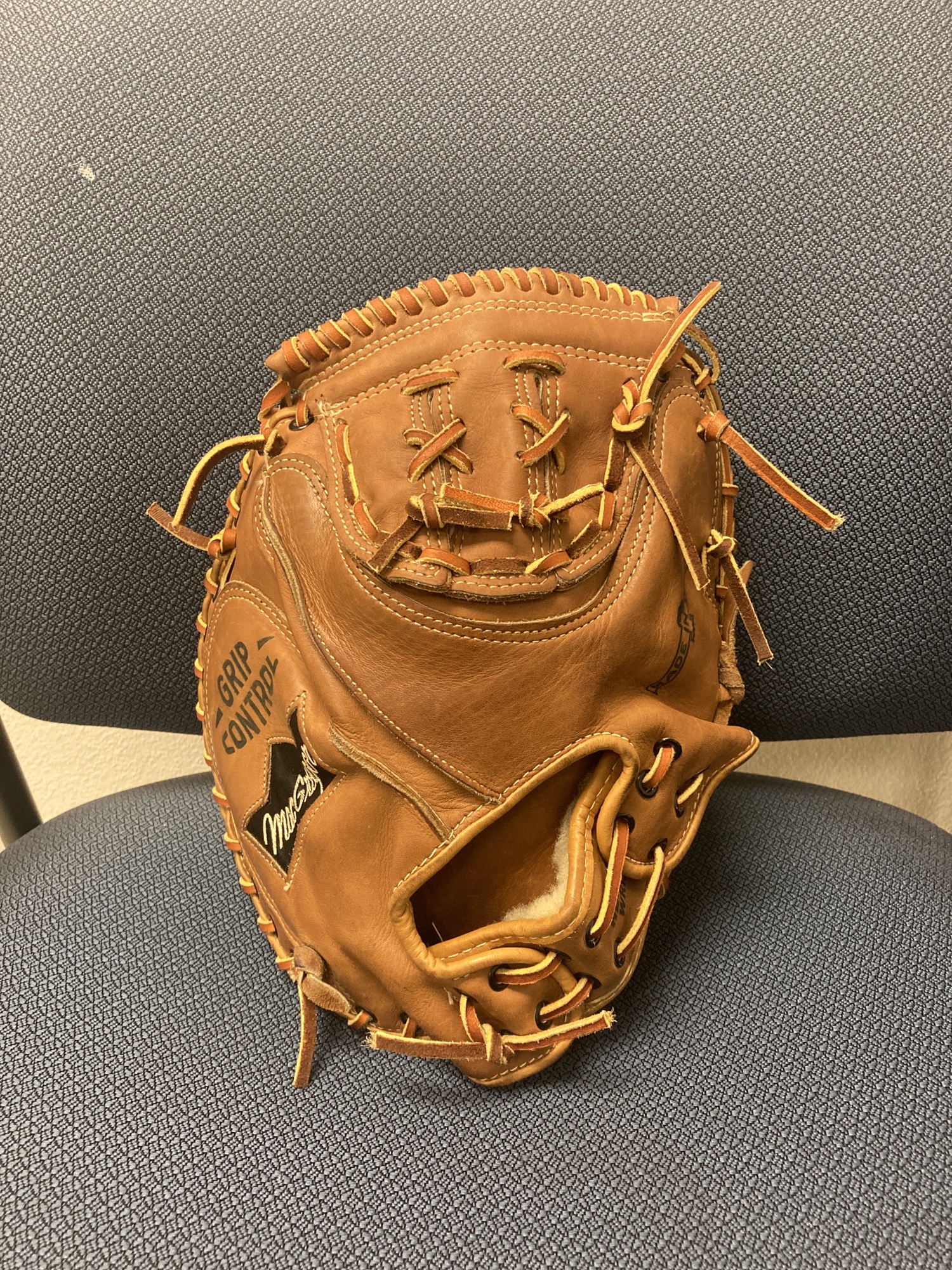 Re-laced/like new Catchers mitt-34’ RHT | SidelineSwap