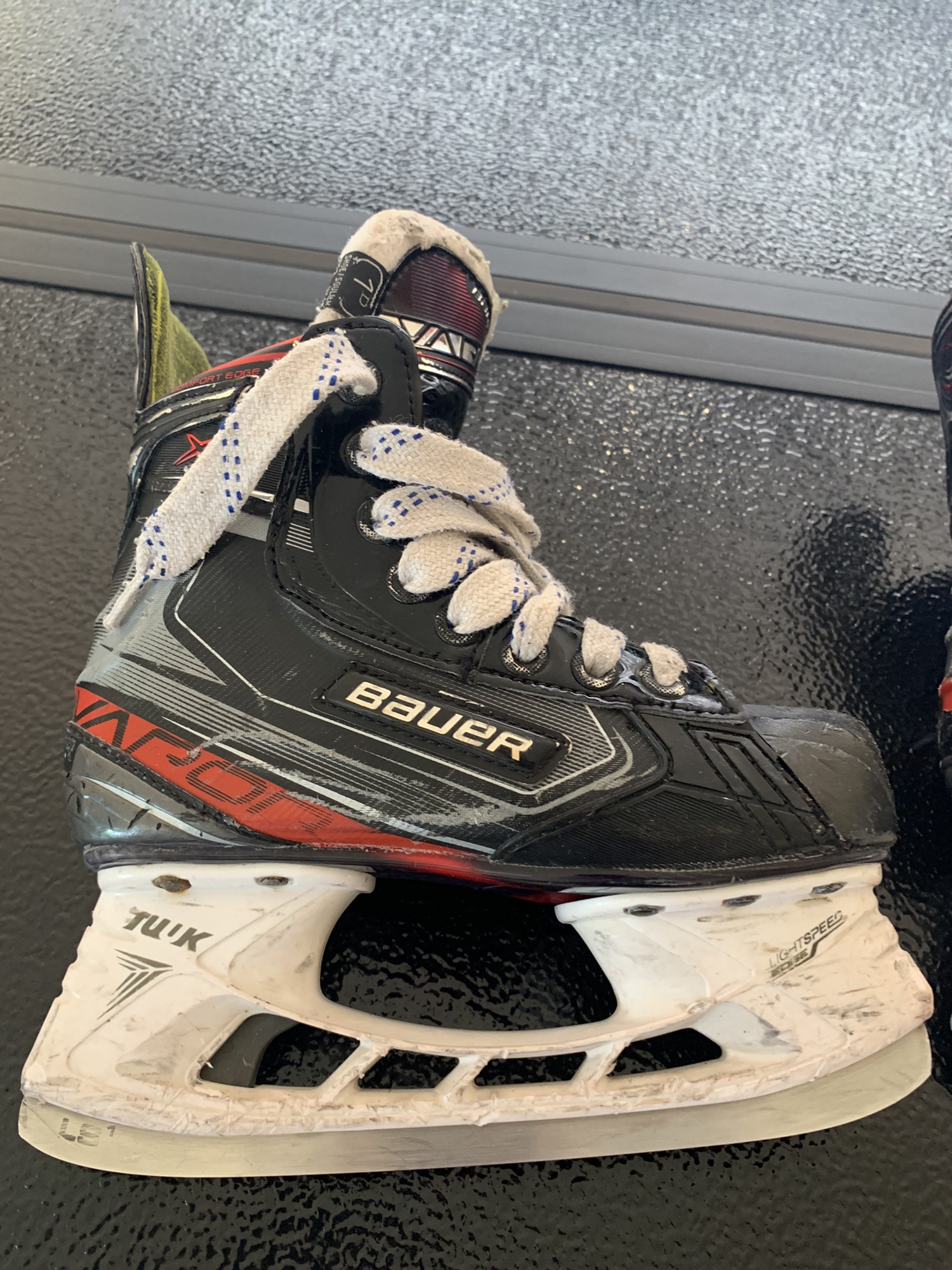 Bauer Hockey Skates Size 1 Vapor X2.9 youth Junior | SidelineSwap