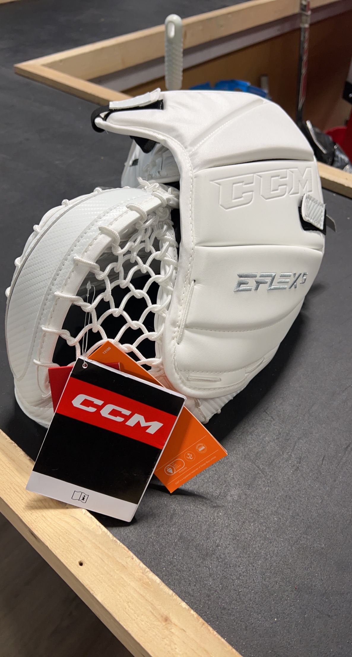New CCM eflex 5 glove 600 | SidelineSwap
