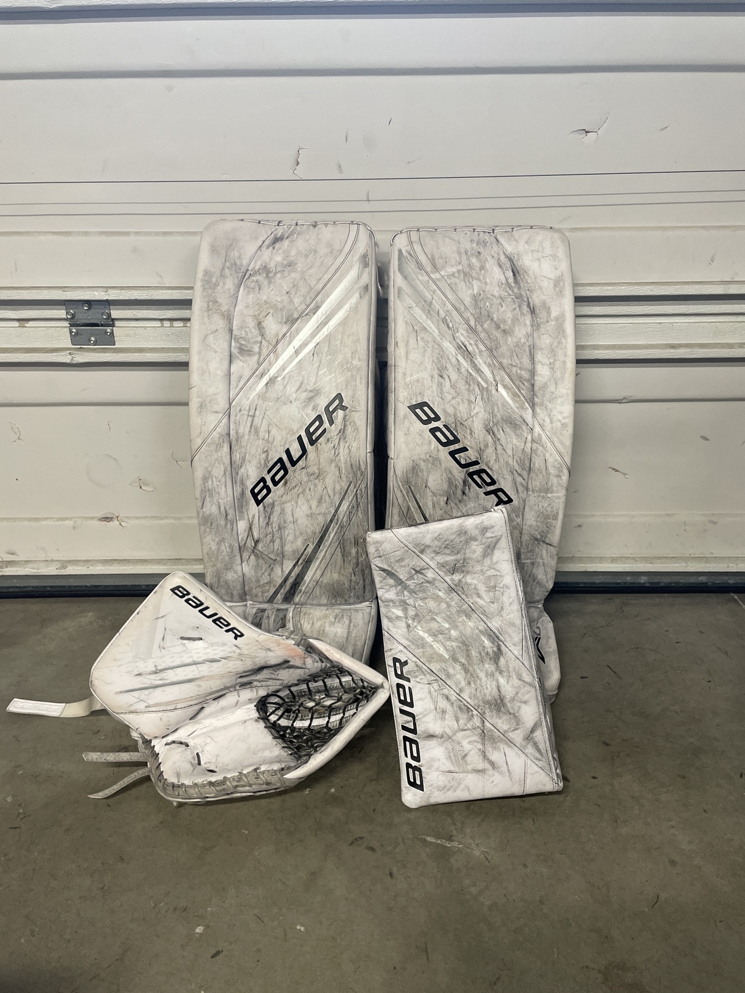 32" Bauer Vapor 2X Goalie Leg Pads Bauer Hyper lite Glove And 3x ...