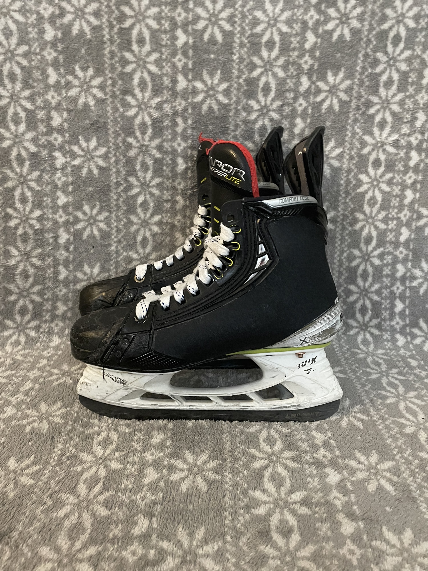 Intermediate Bauer Vapor Hyperlite Hockey Skates Size 4.5 Fit 3 ... Intermediate Bauer Vapor Hyperlite Hockey Skates Size 4.5 Fit 3 ...