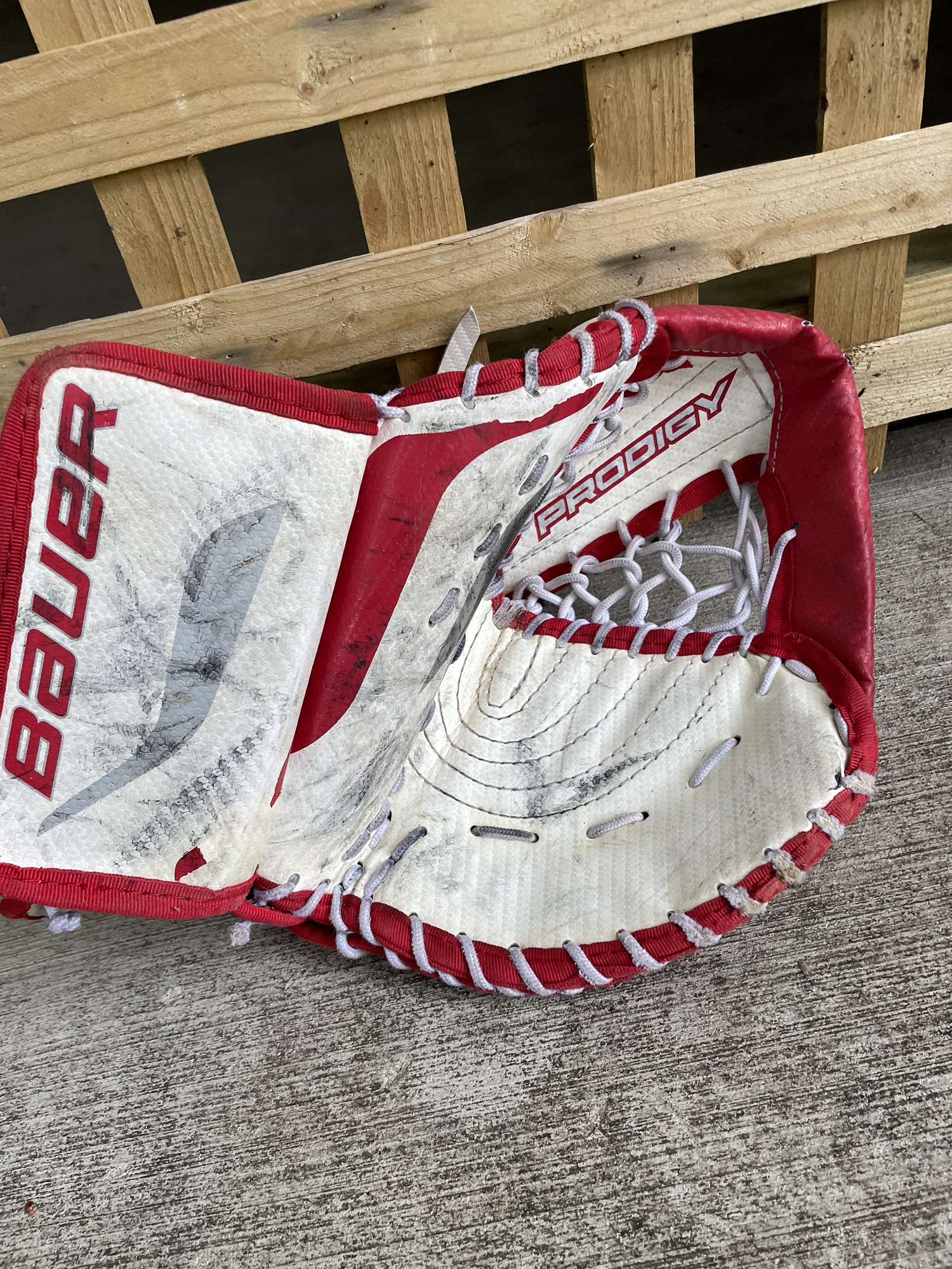 Used Regular Bauer Prodigy Goalie Glove | SidelineSwap