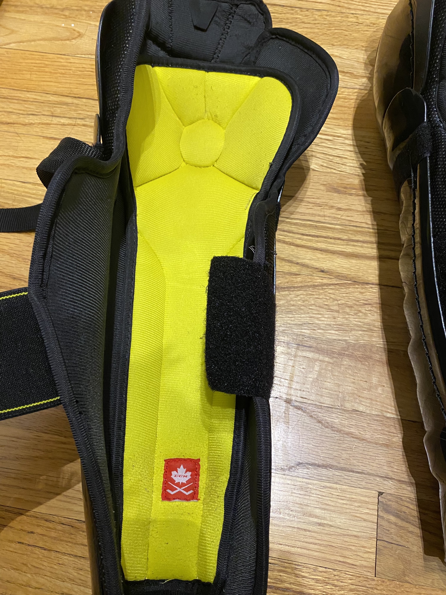 CCM Tacks 9550 Shin Pads - Like New | SidelineSwap