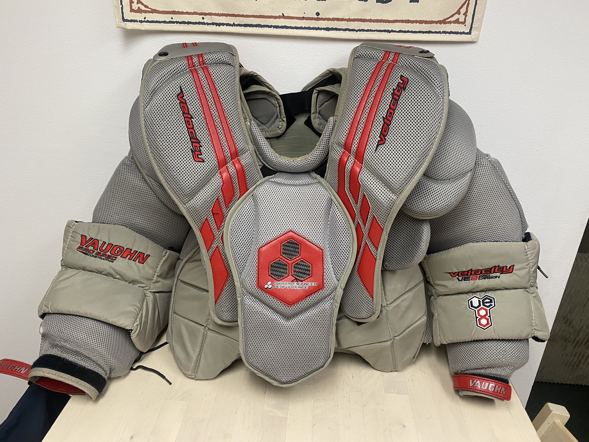 Vaughn Velocity VE8 Pro Carbon Senior Medium Goalie Chest Protector ...