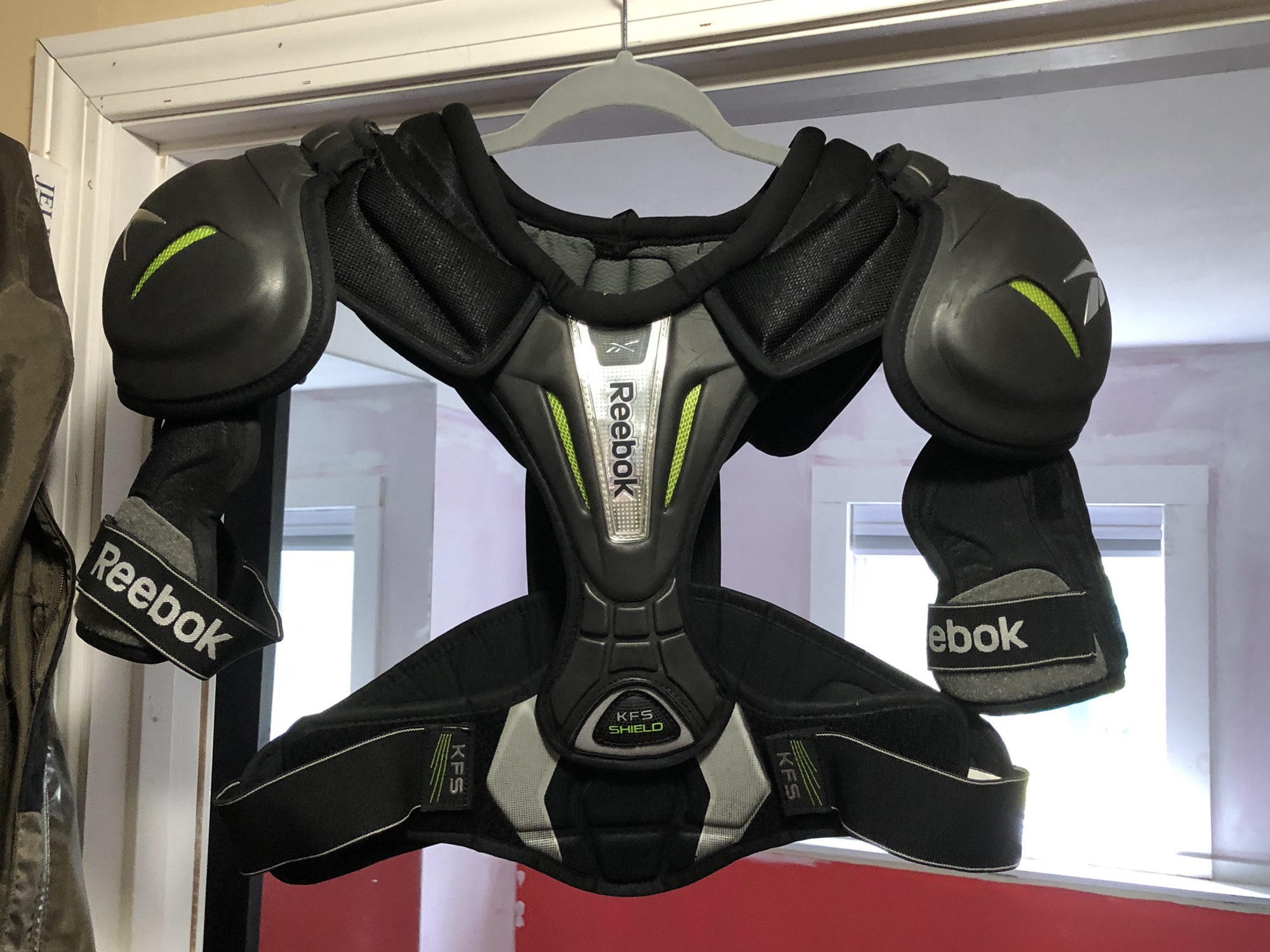 SR Large Reebok KFS Shoulder Pads *NWOT* | SidelineSwap