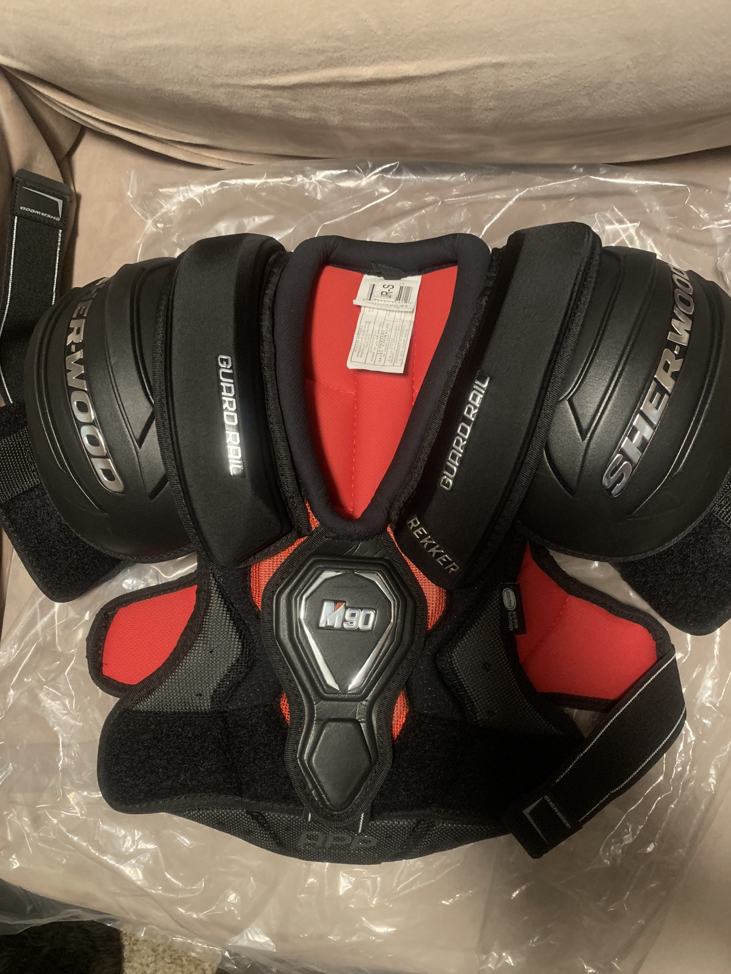 Sherwood Rekker M90 Junior Small Shoulder Pads and Bauer Vapor 1XLite ...