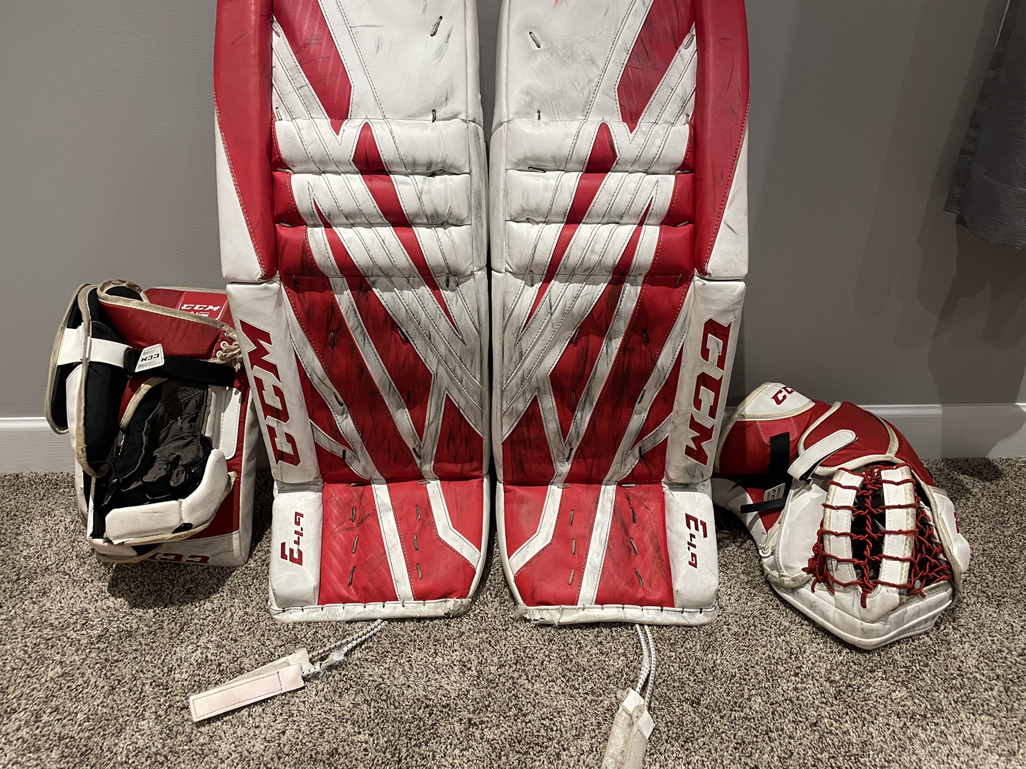 32 Ccm Extreme Flex E4 9 Goalie Leg Pads Sidelineswap