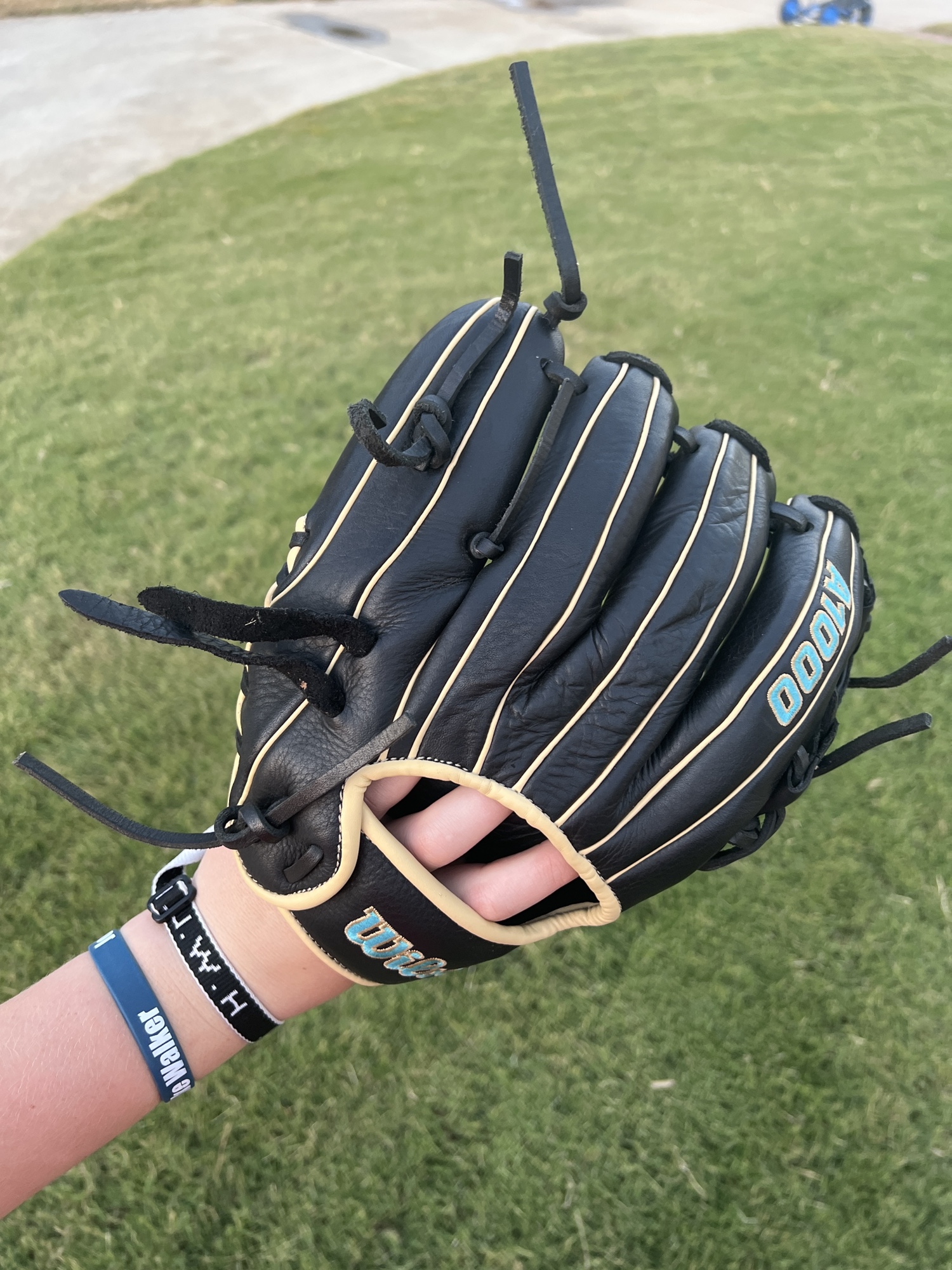 Infield 11.5" A1000 Baseball Glove | SidelineSwap