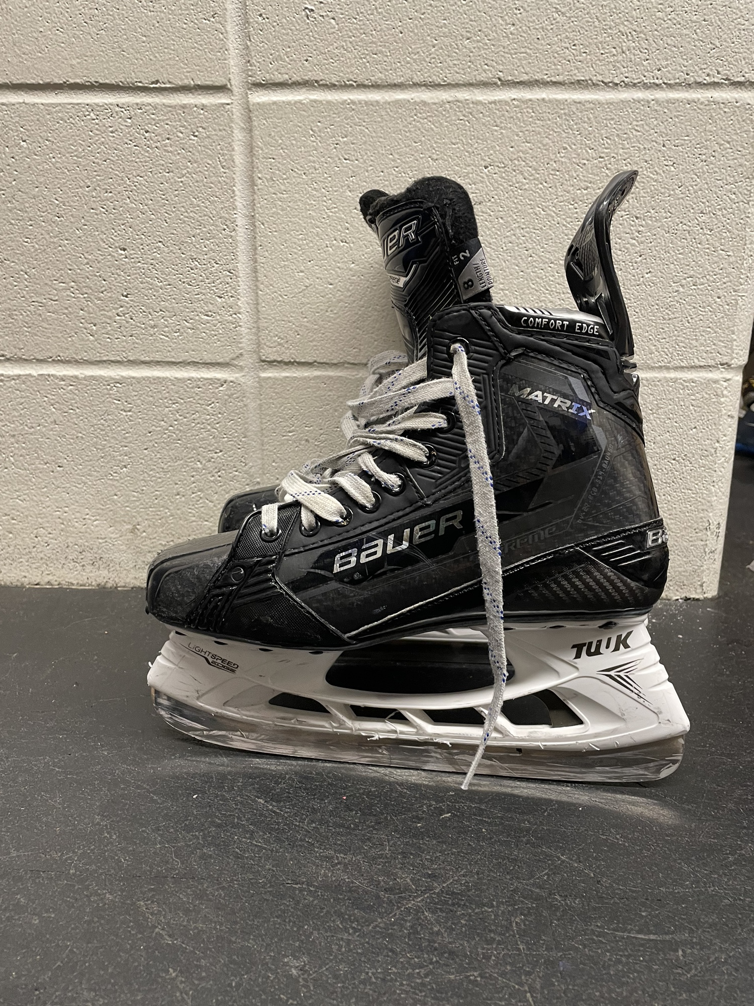Used Bauer Regular Width Size 8 Supreme matrix Hockey Skates | SidelineSwap