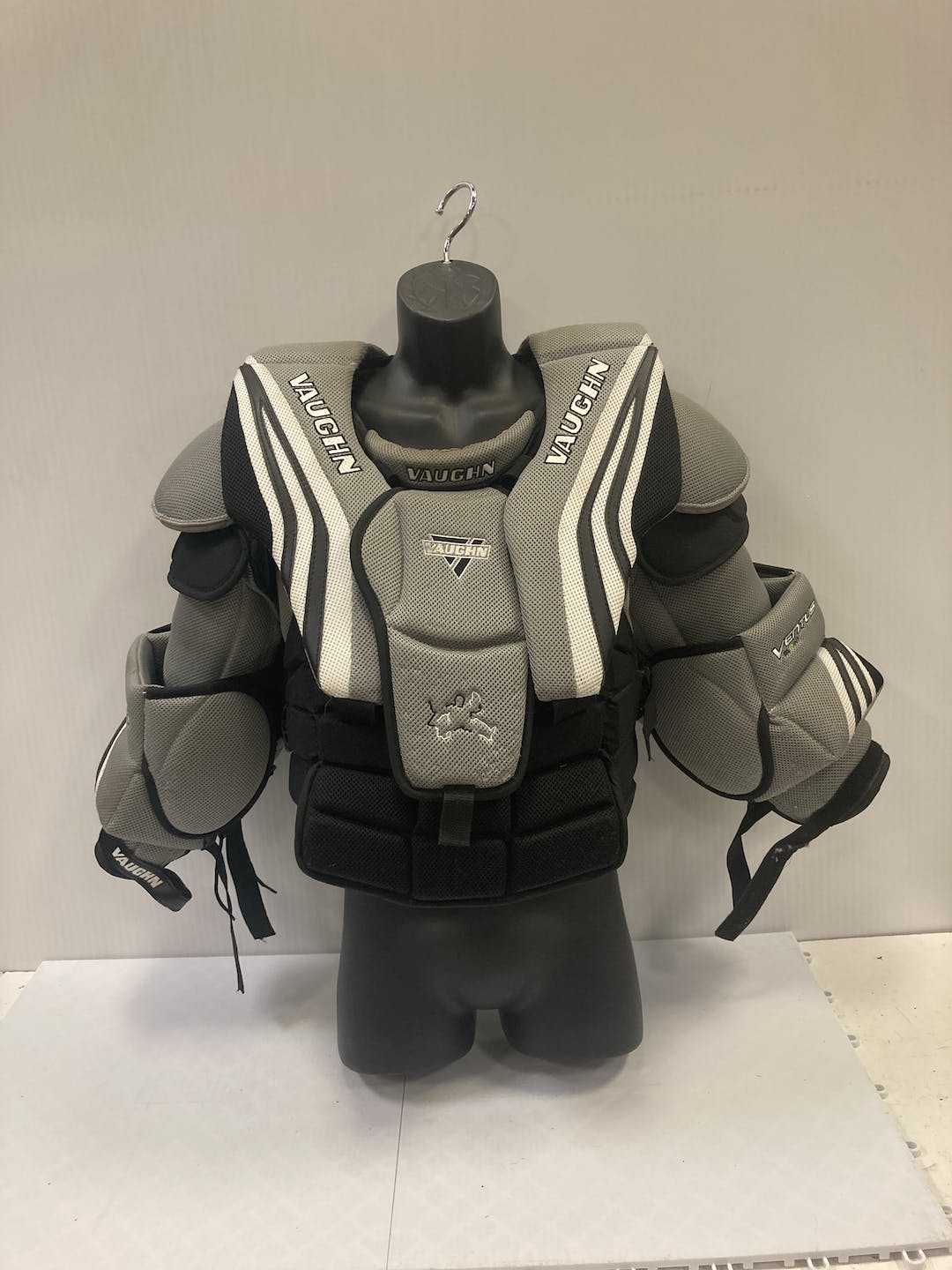 Used Vaughn Ventus Slr Int Md Goalie Body Armour | SidelineSwap